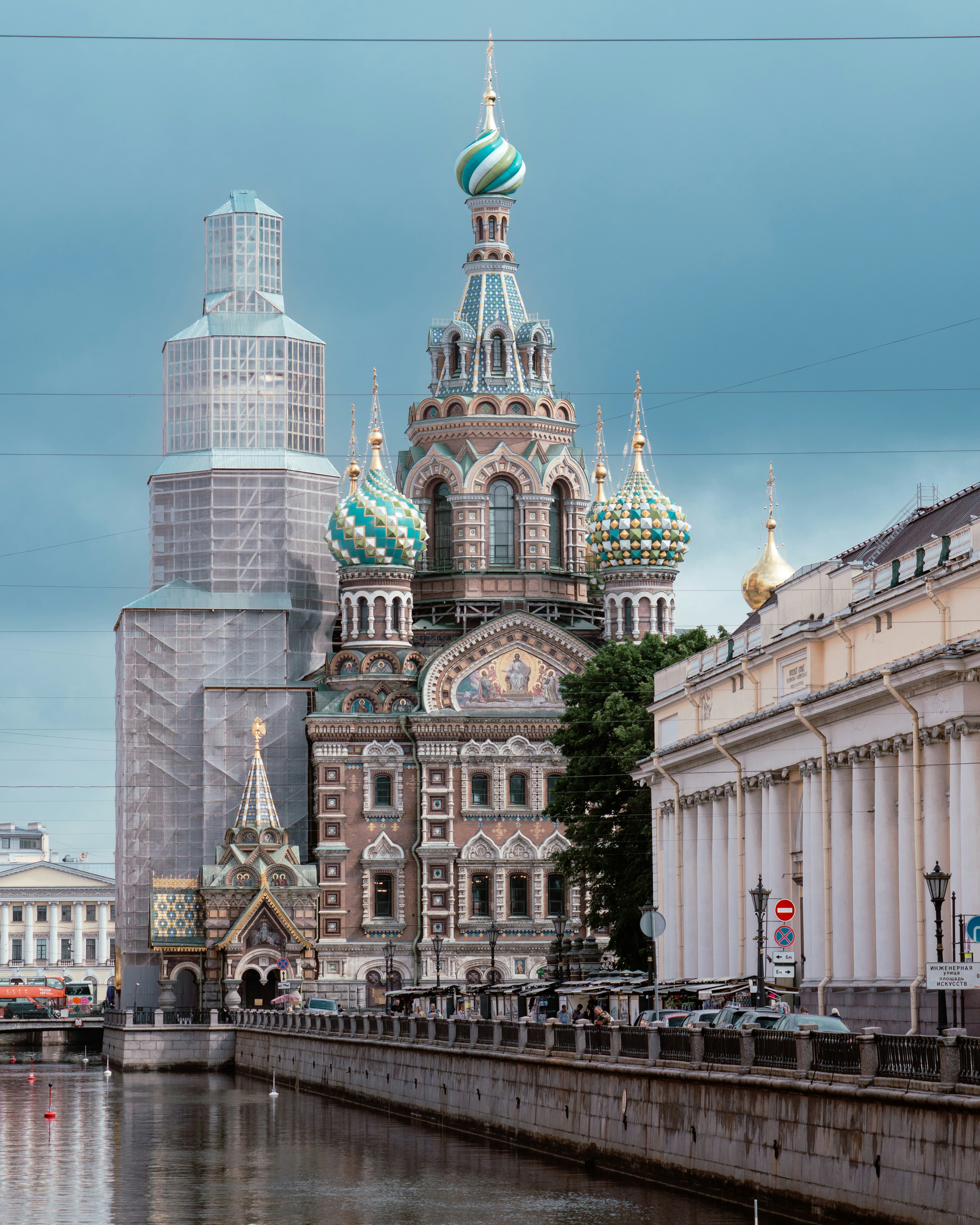 Saint Basil’s Cathedral Rising Over Moscow’s Riverside, Framed by a Modern Glass Skyline