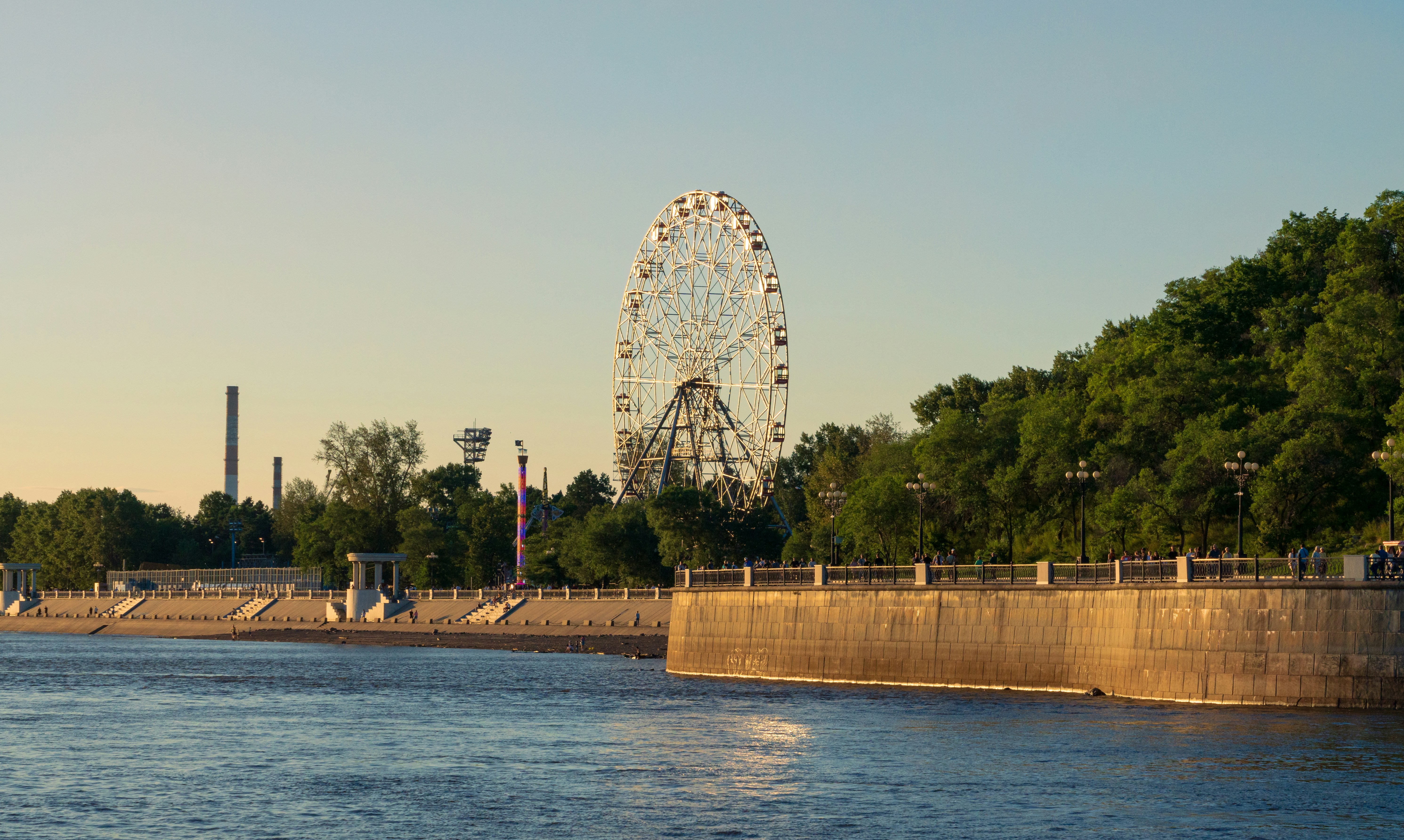 A large ferris wheel sitting next to a river photo – Free Russia Image on Unsplash