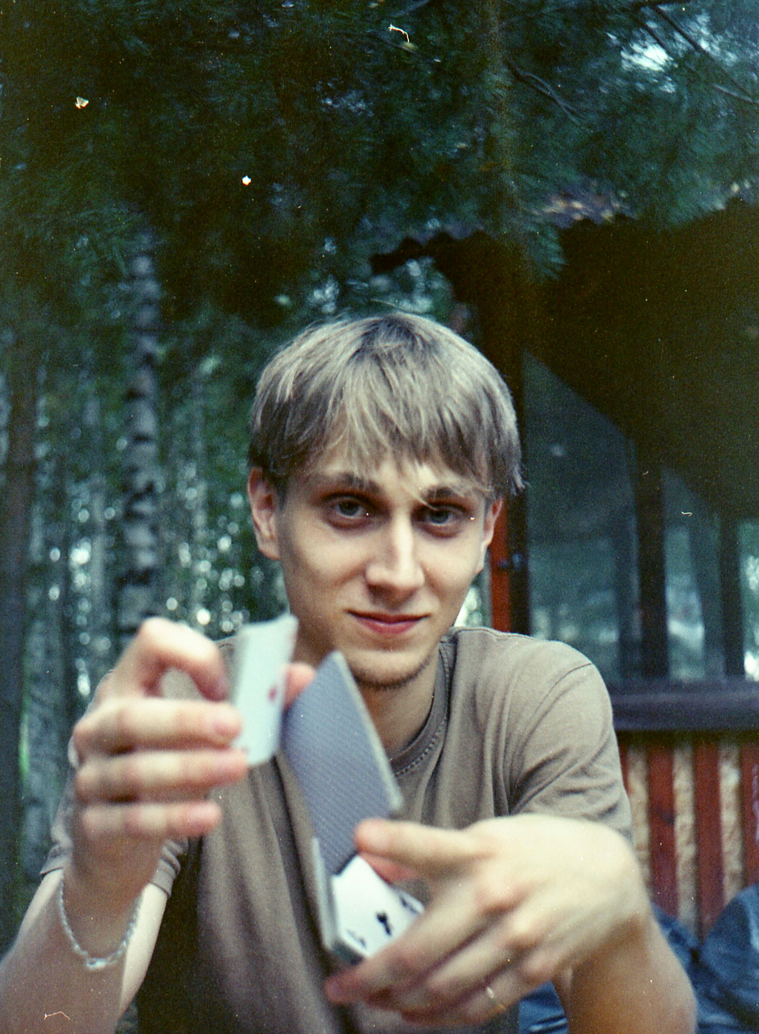 Un joven con un teléfono celular en la mano foto – Imagen de Fotografia de pelicula gratuita en ...