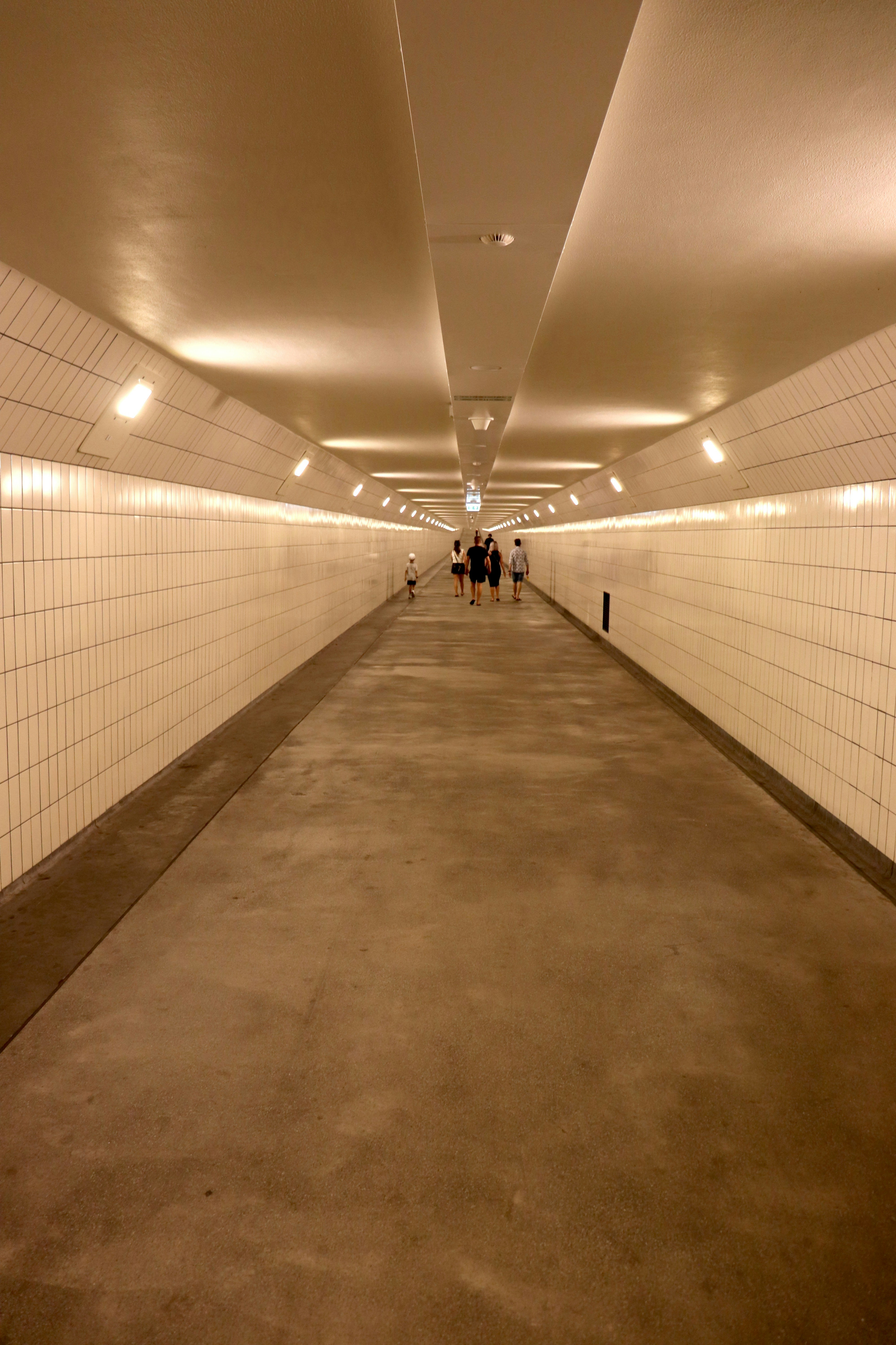 A long hallway with white tile walls and floor photo – Free Rotterdam ...