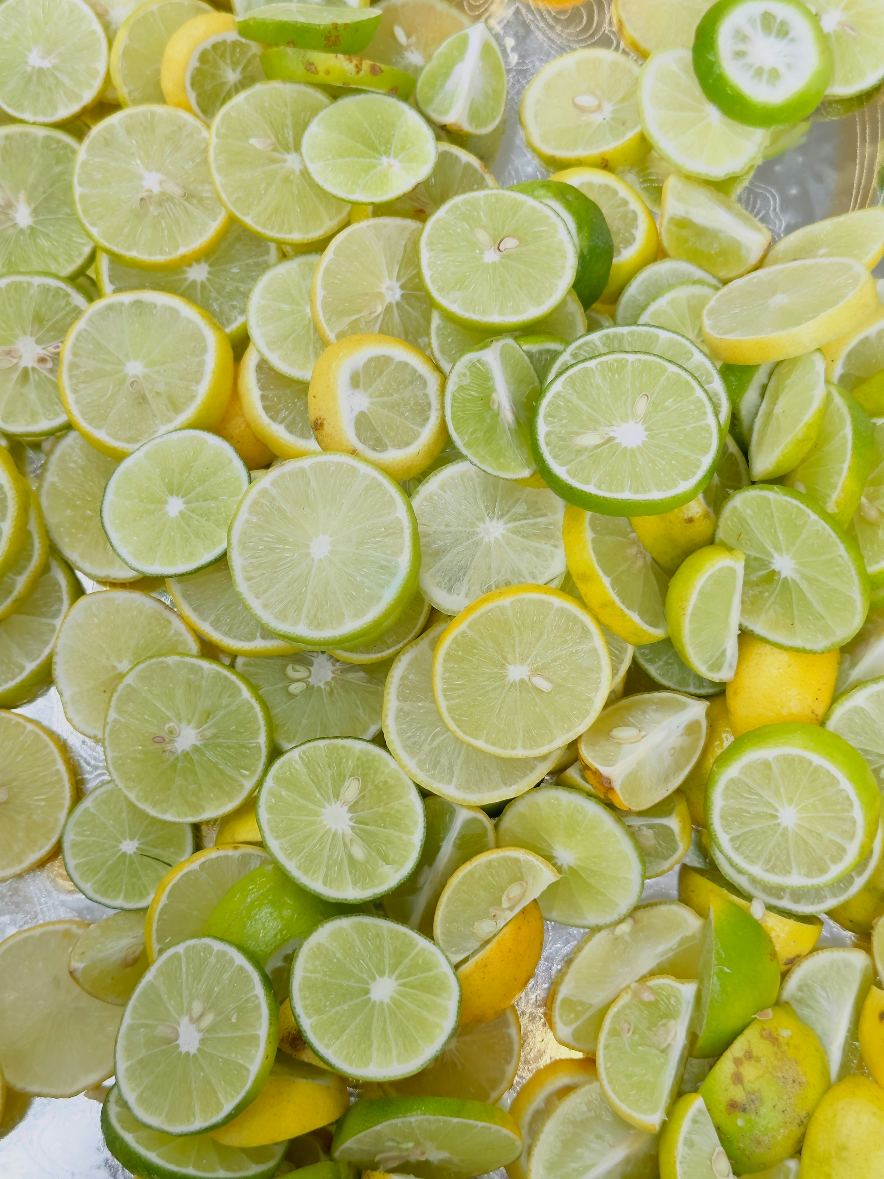A bunch of limes and lime slices on a table photo – Free Food Image on Unsplash