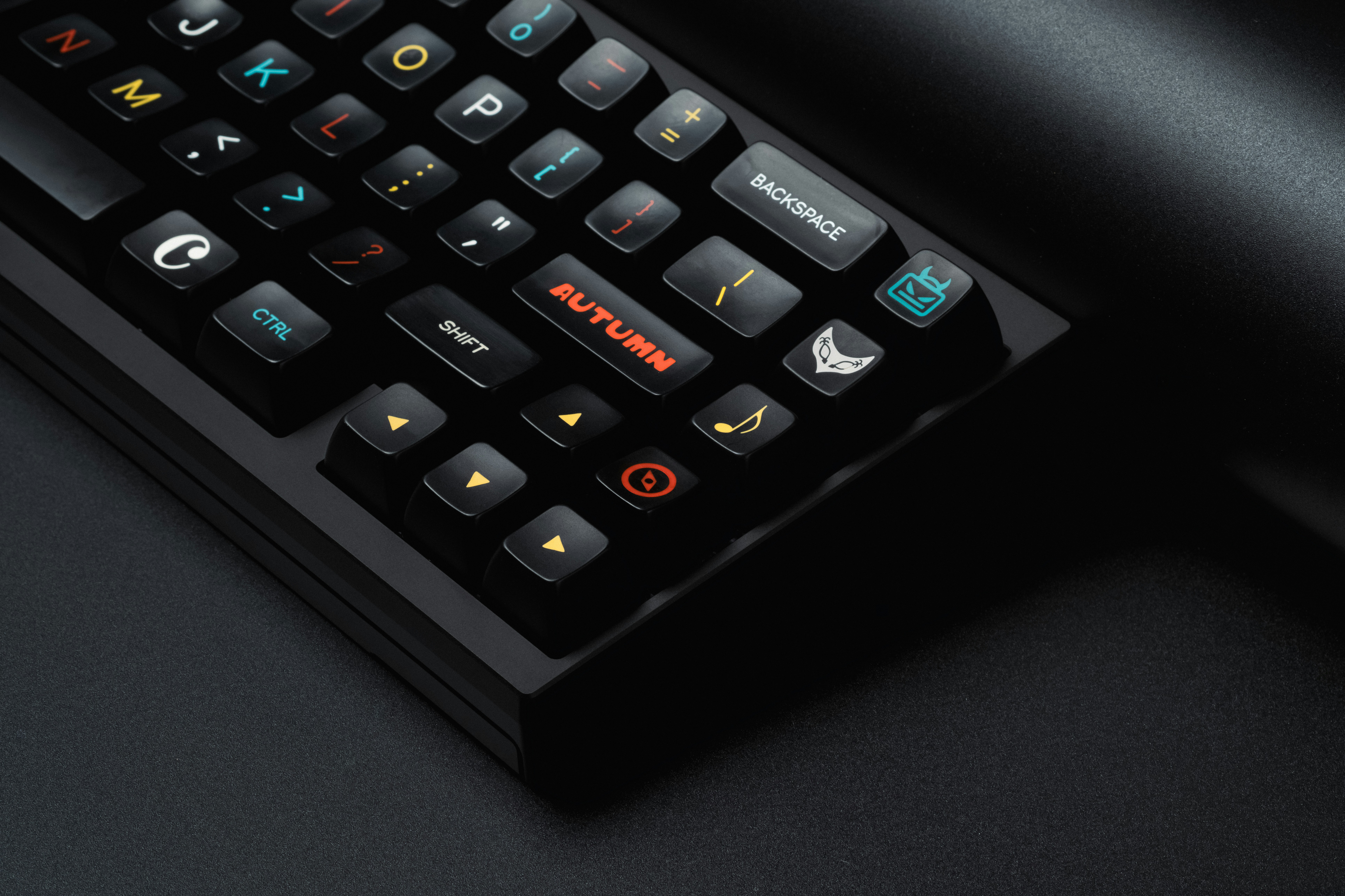 Un primer plano de un mando a distancia sobre una mesa foto – Imagen de ...