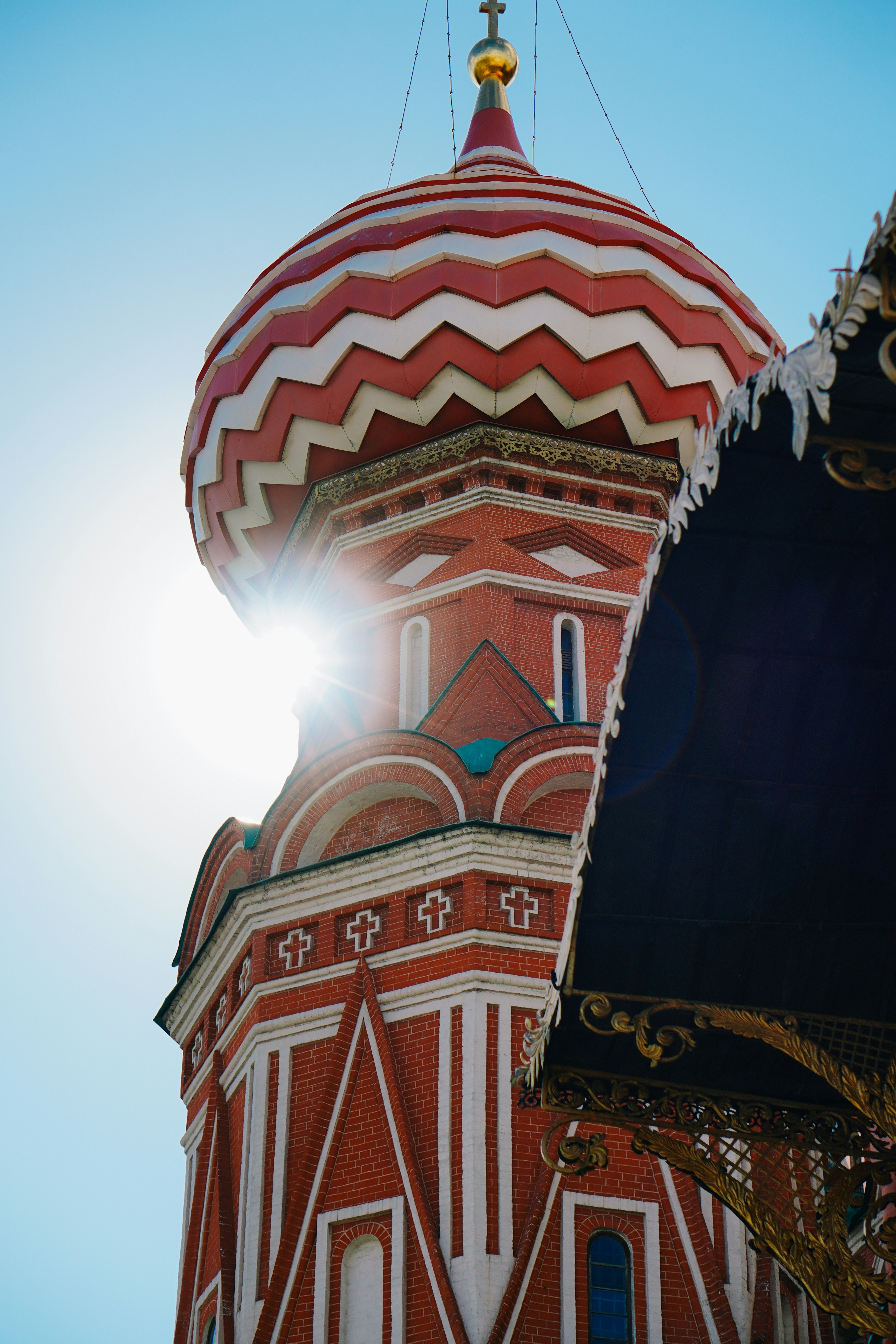 Sunlit Onion Dome: Russian-Style Tower in Bright Contrast