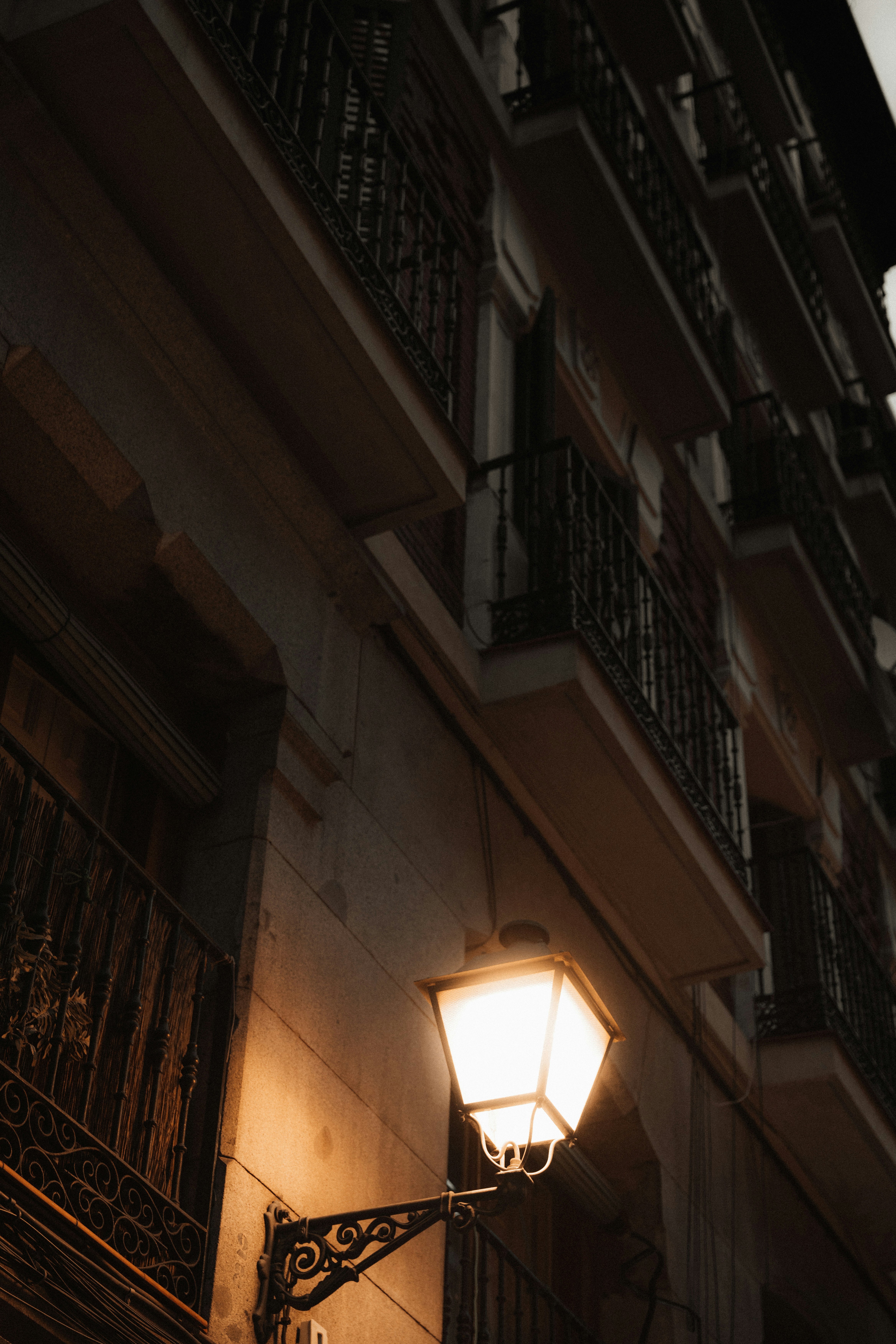 A street light in front of a building photo – Free Madrid Image on Unsplash
