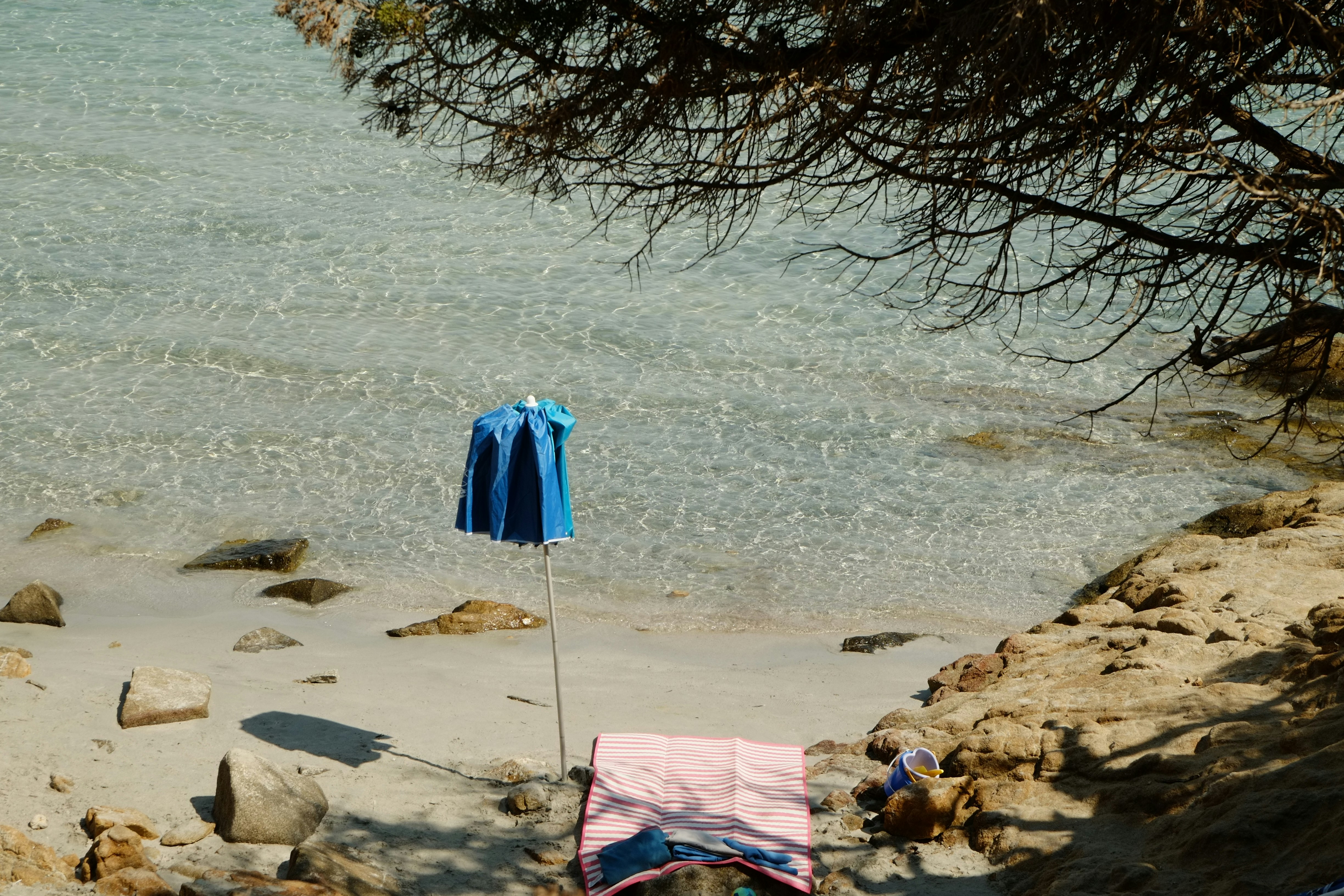 Azure Canopy Over a Pebble-Strewn Beach