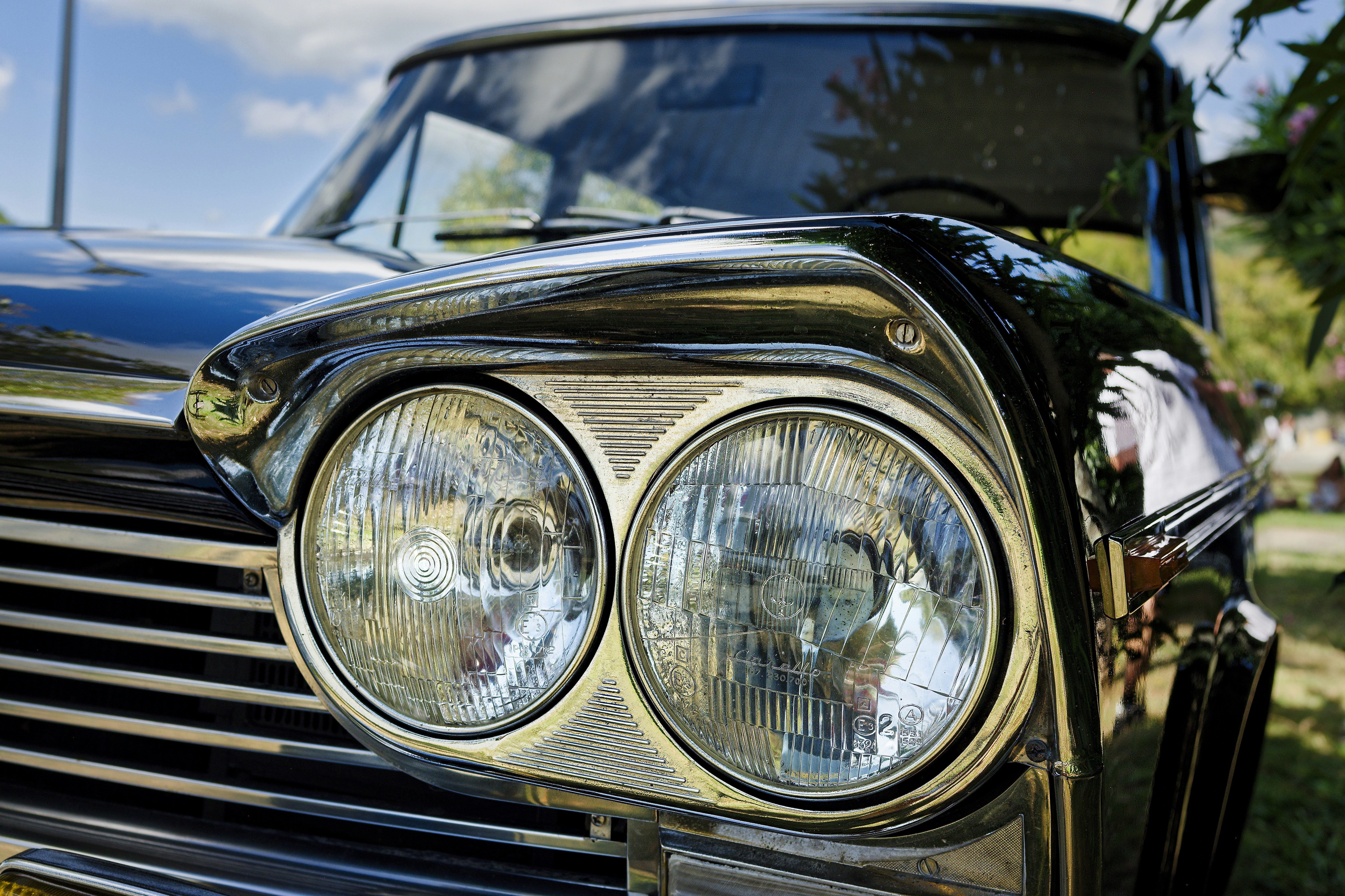 A close up of a classic car headlight photo – Free Neda Image on Unsplash