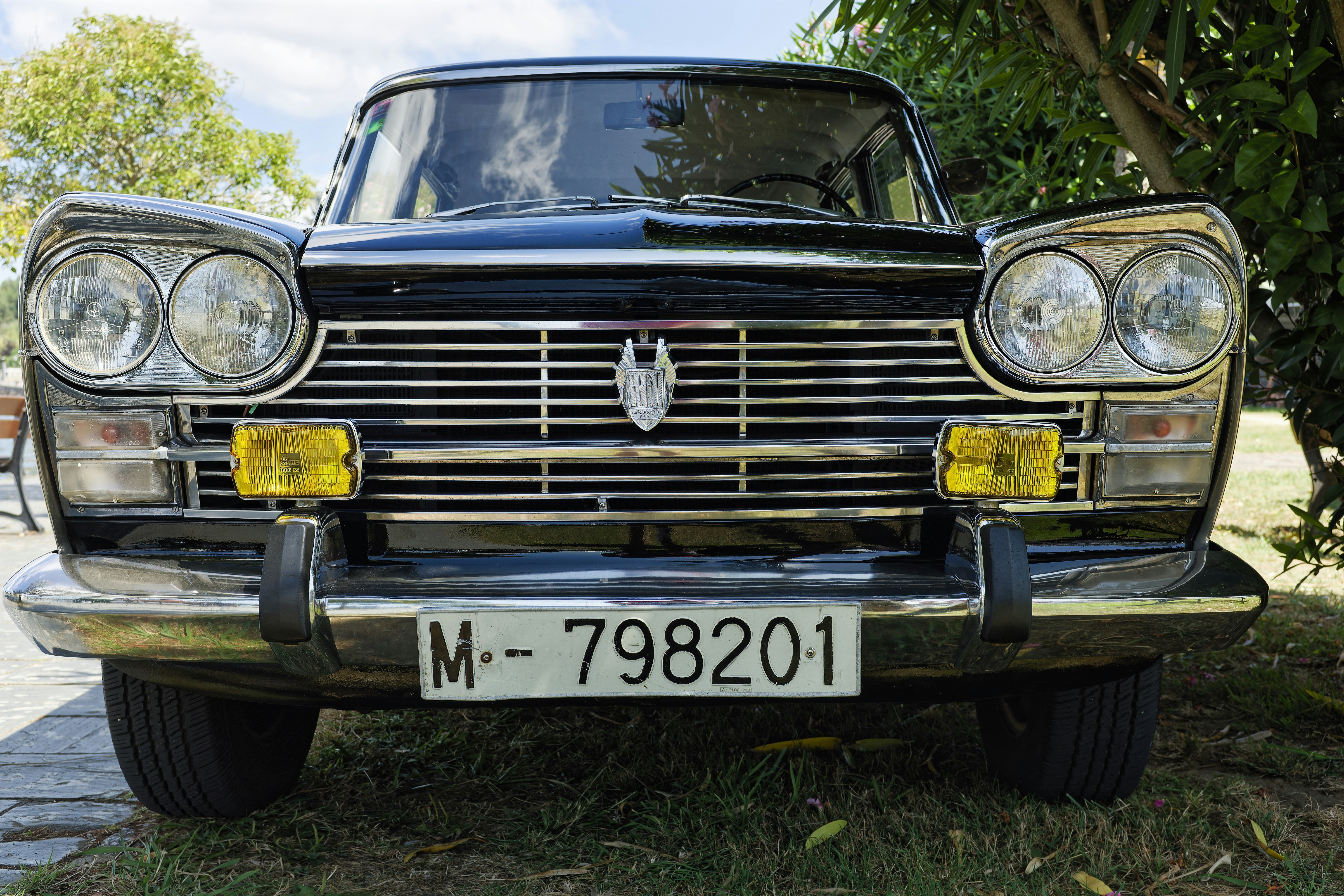 A car parked on the side of the road photo – Free Neda Image on Unsplash