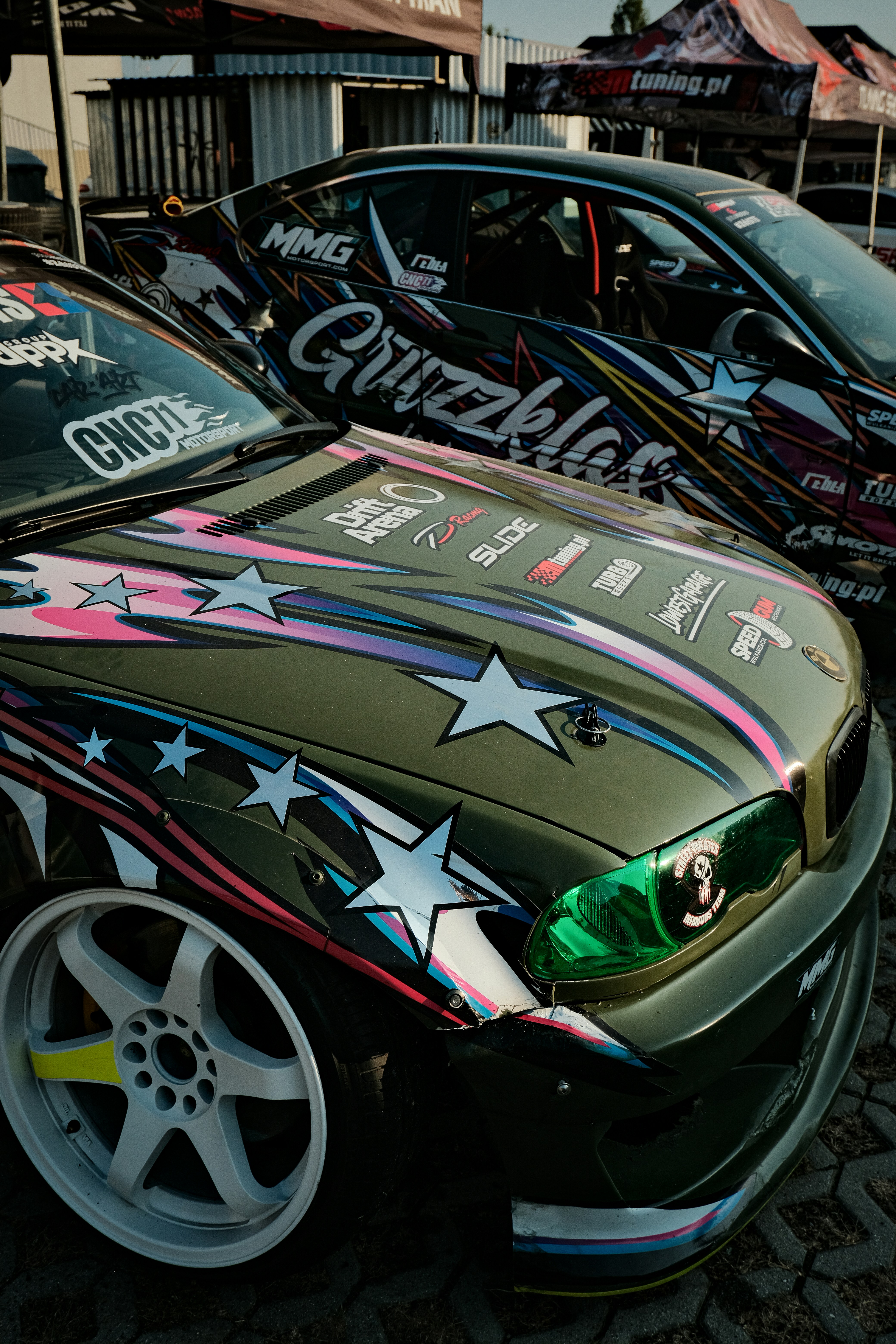 Star-Pattern Drift: Neon Vinyl on Steel Under Sunlit Showdown