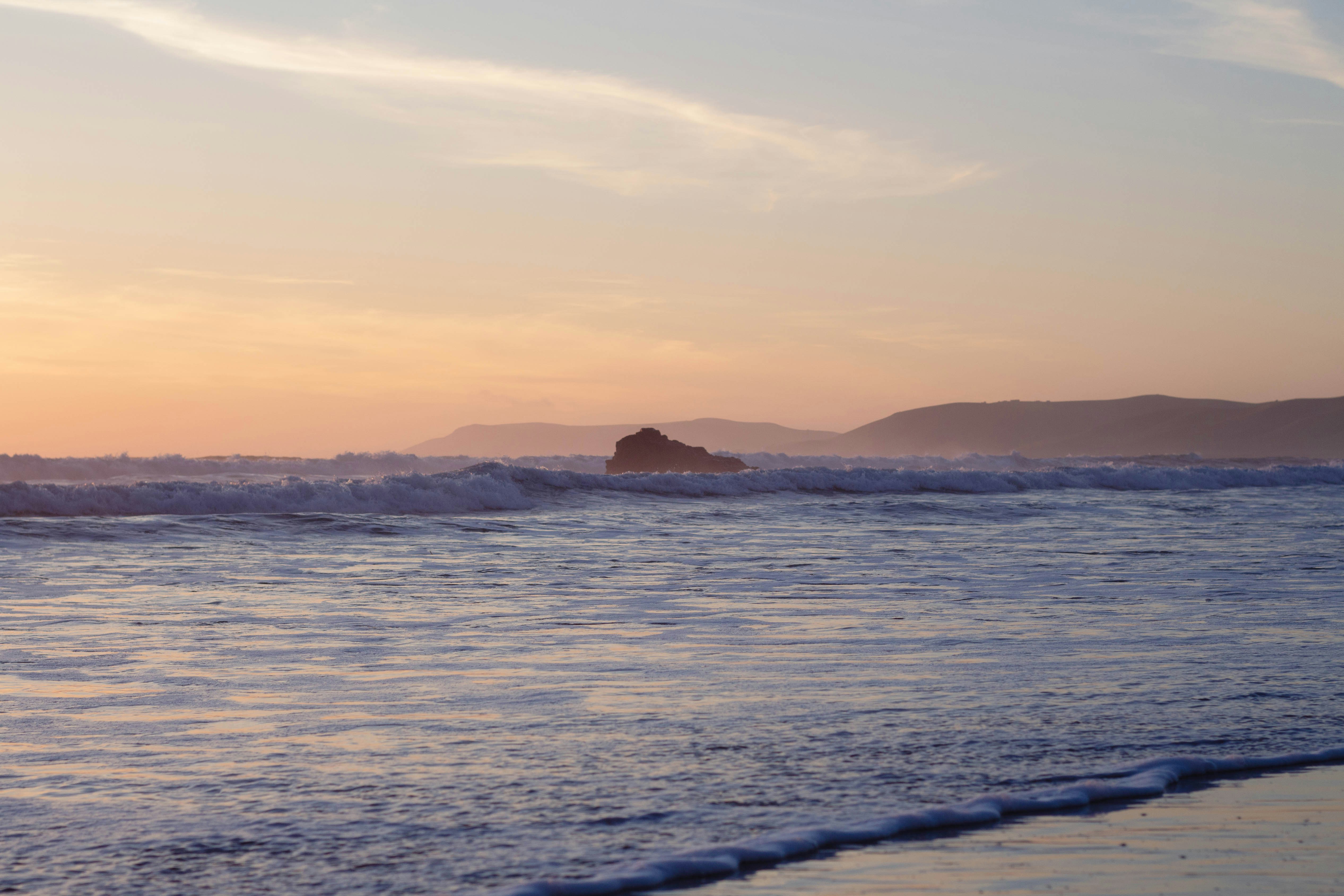 A view of a beach at sunset with waves coming in photo – Free Cayucos ...