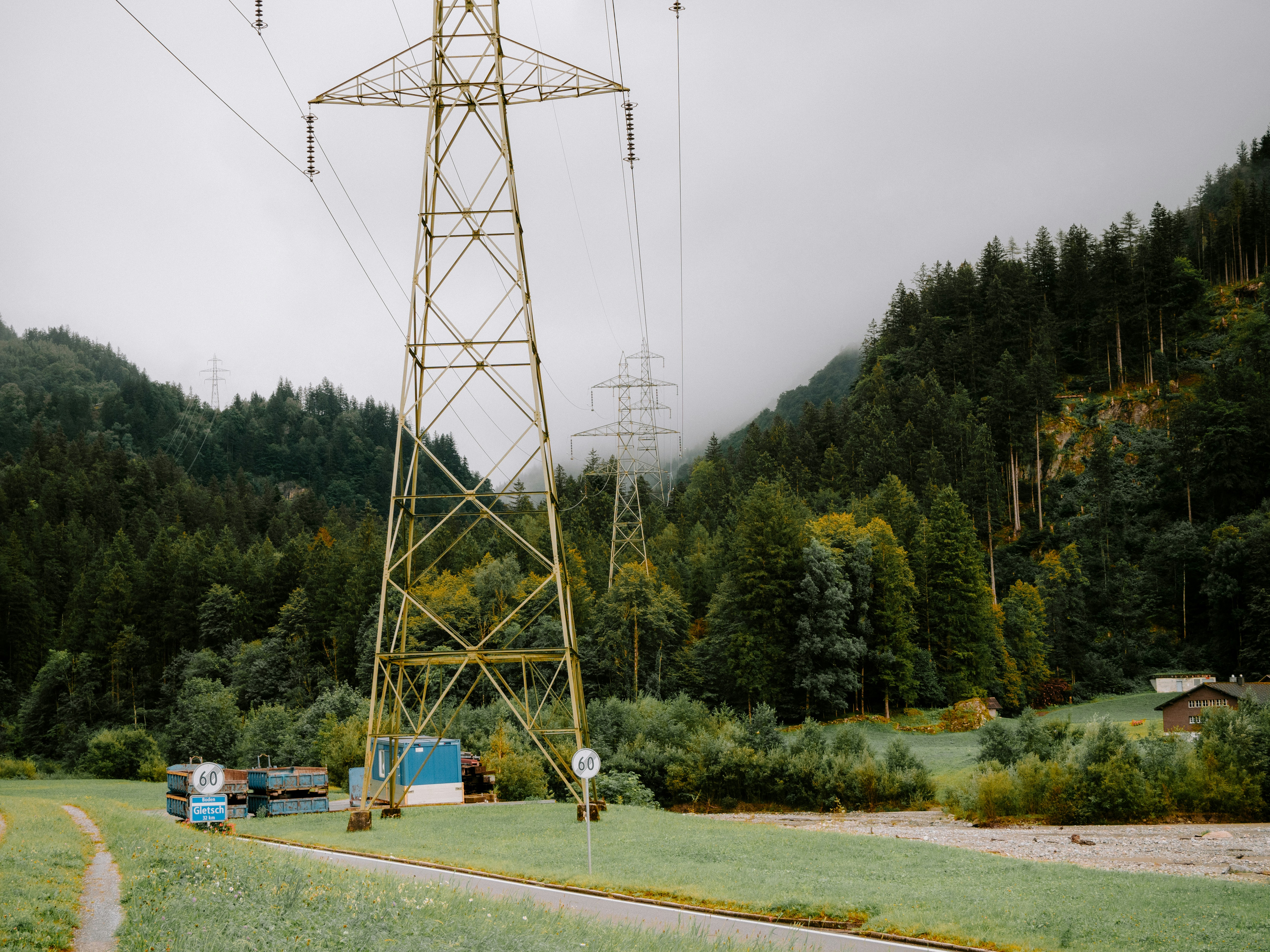 Lattice Giants Over a Misty Valley