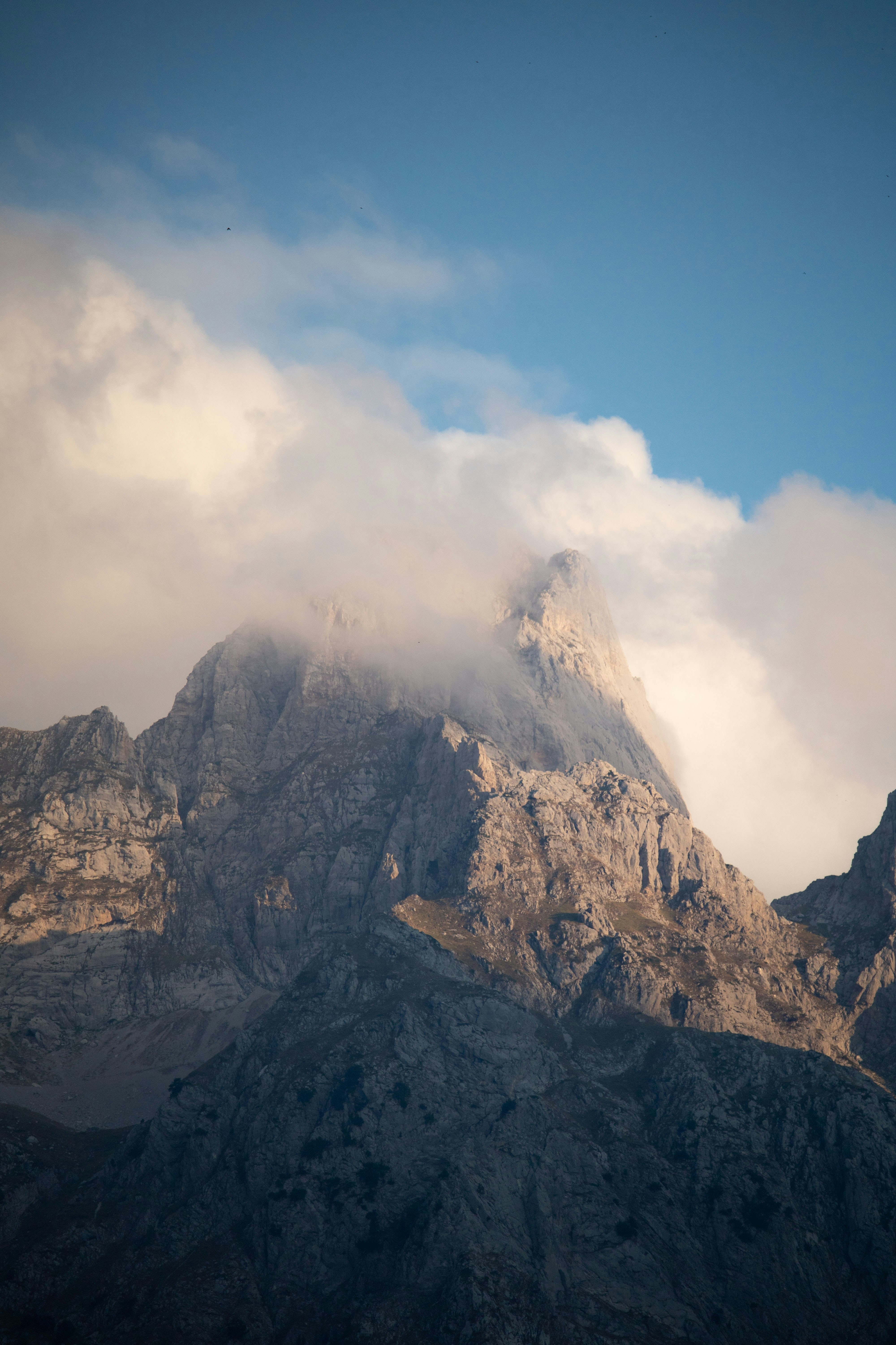 Foto Gunung yang sangat tinggi dengan beberapa awan di langit – Gambar ...