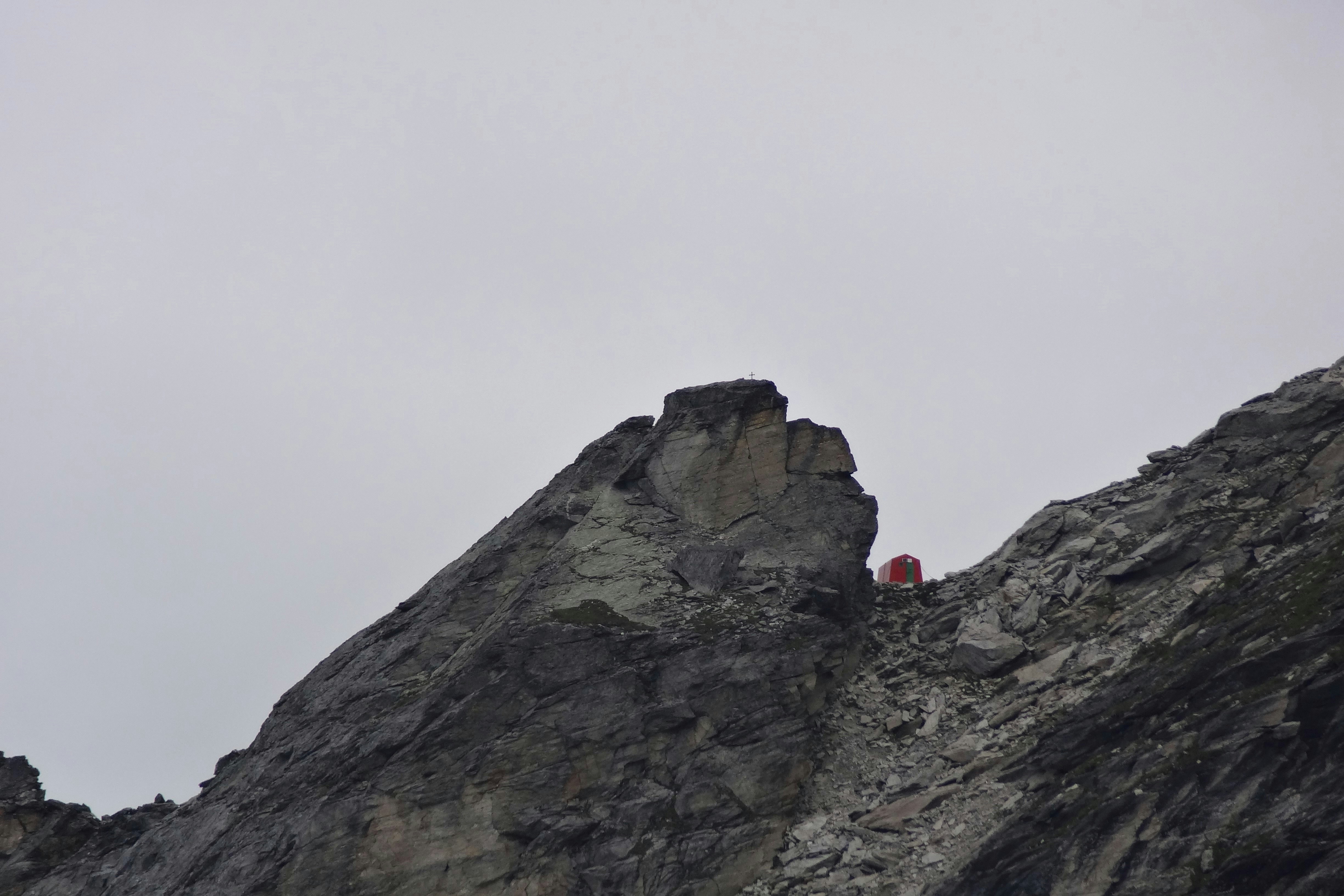 Bivacco Walter Blais sur le Col d'Ambin depuis le versant italien