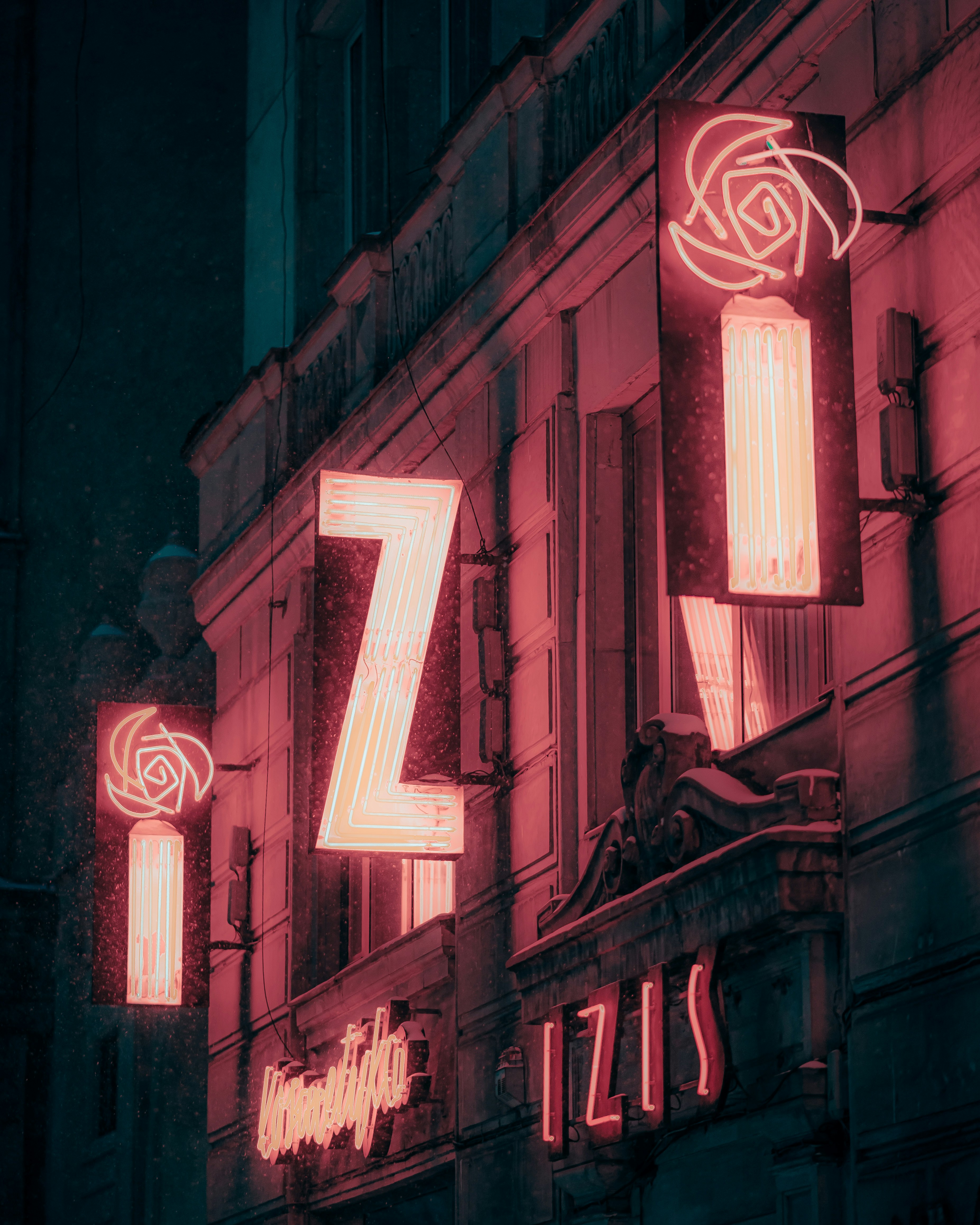 A neon sign on the side of a building photo – Free Neon Image on Unsplash