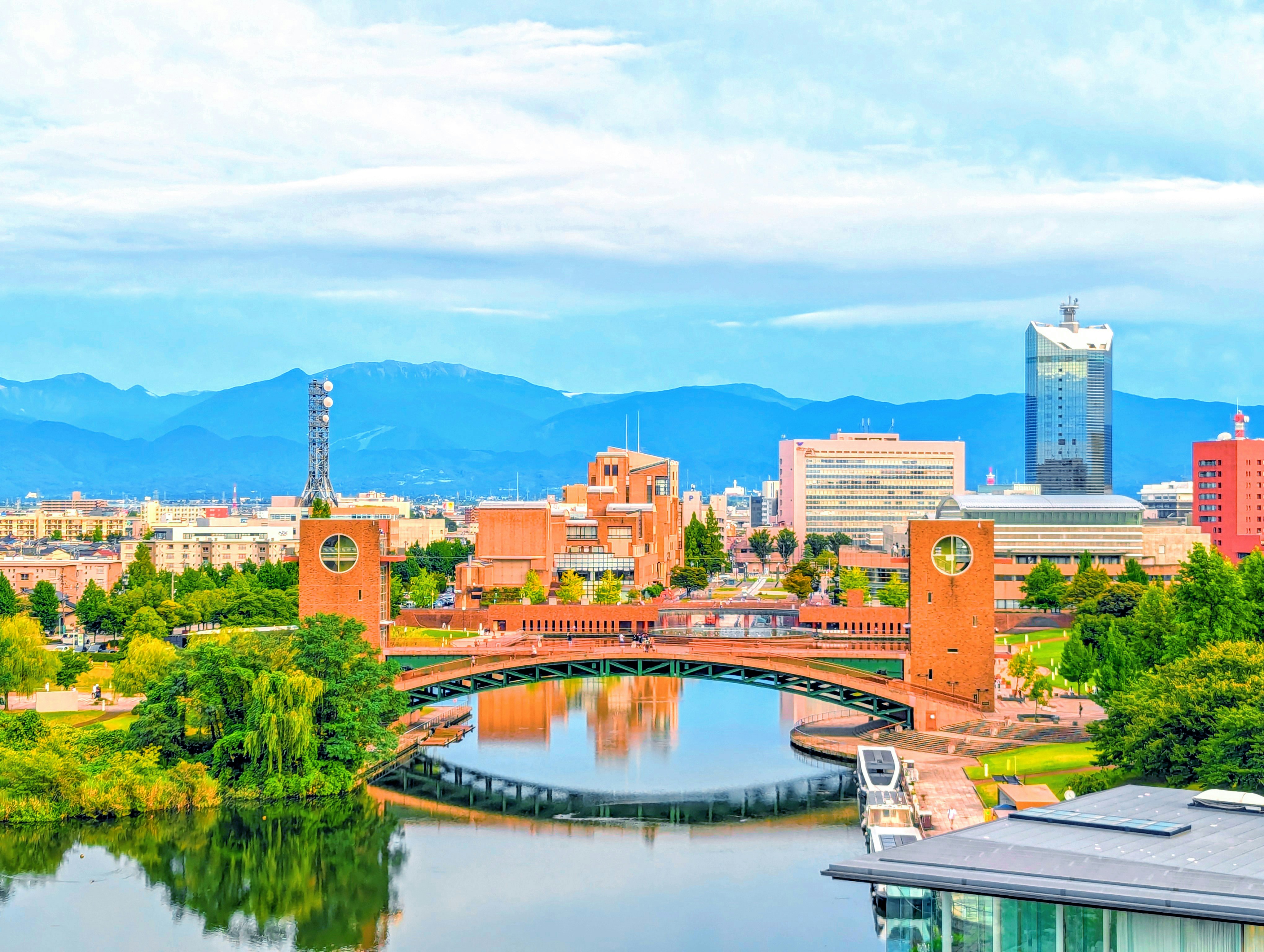 A river running through a city surrounded by tall buildings photo ...