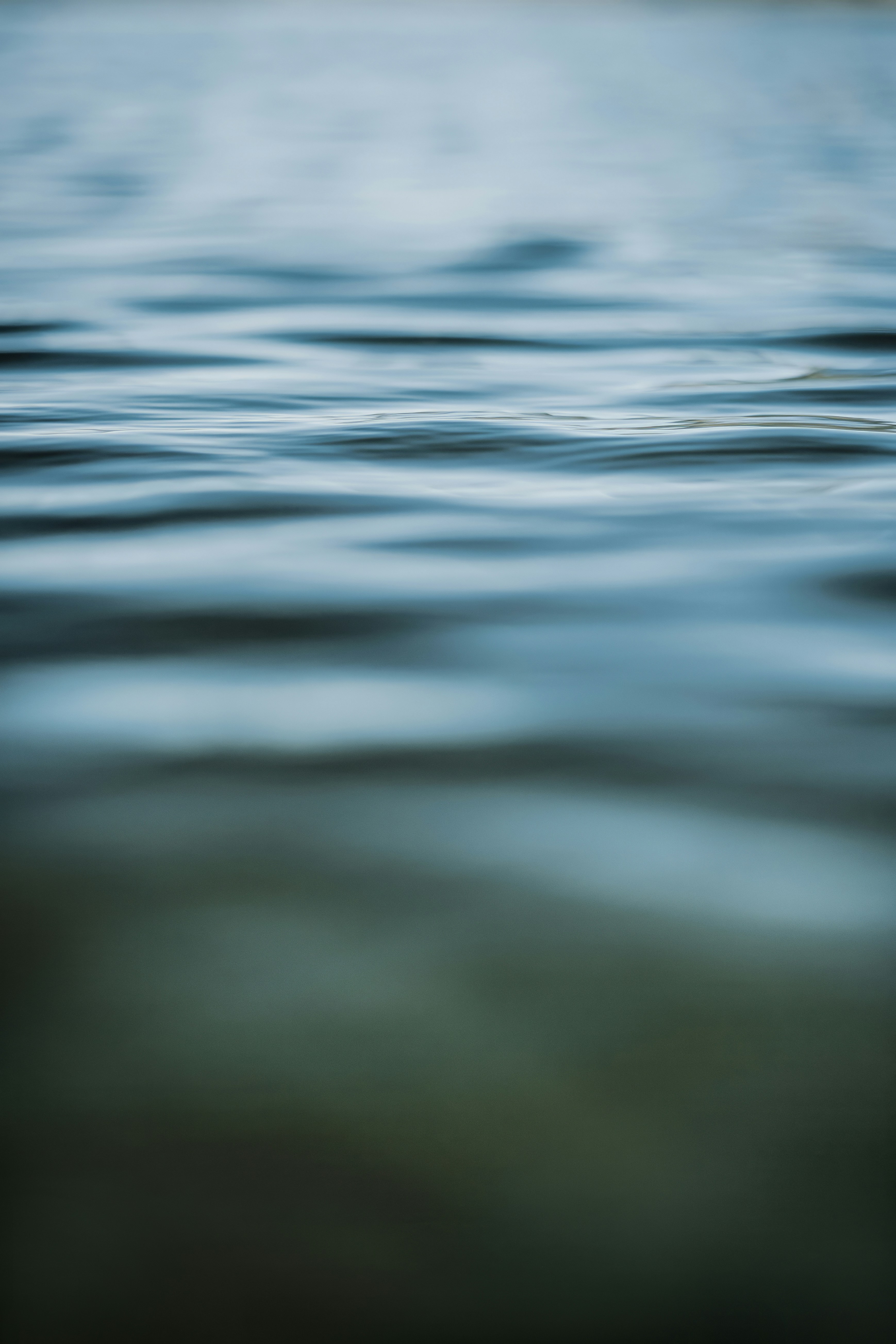 A blurry photo of a body of water photo – Free Nature Image on Unsplash