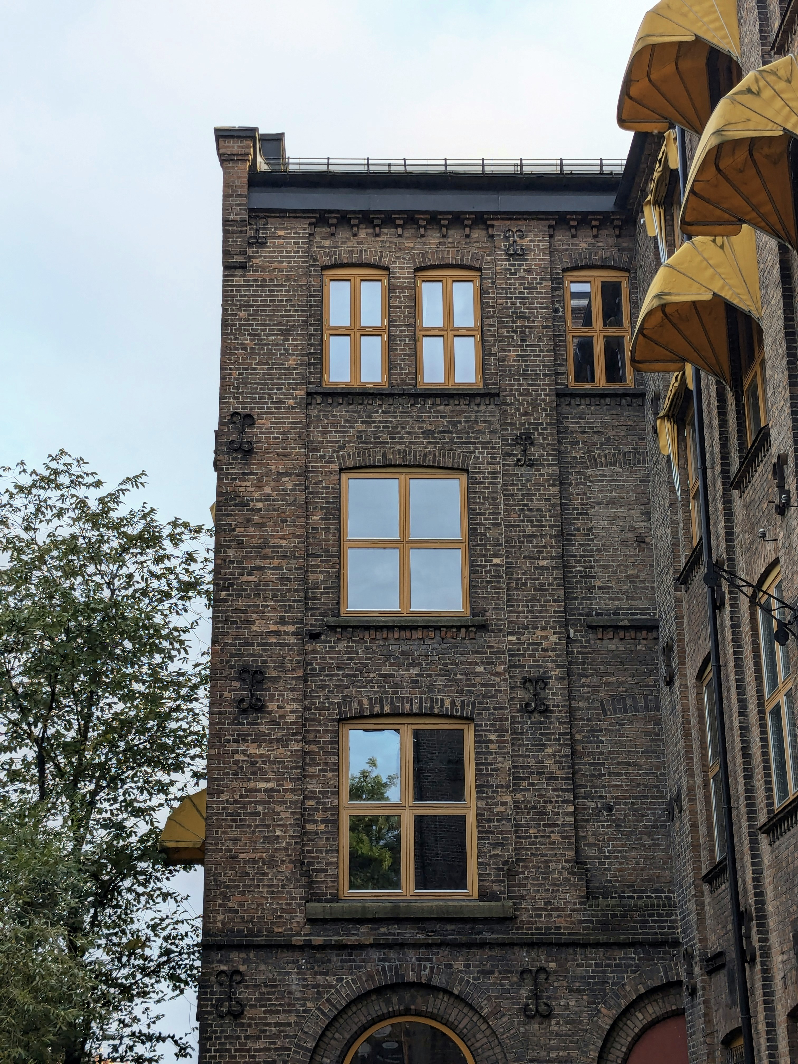 Quiet Symmetry: A Brick Facade’s Vertical Window Rhythm