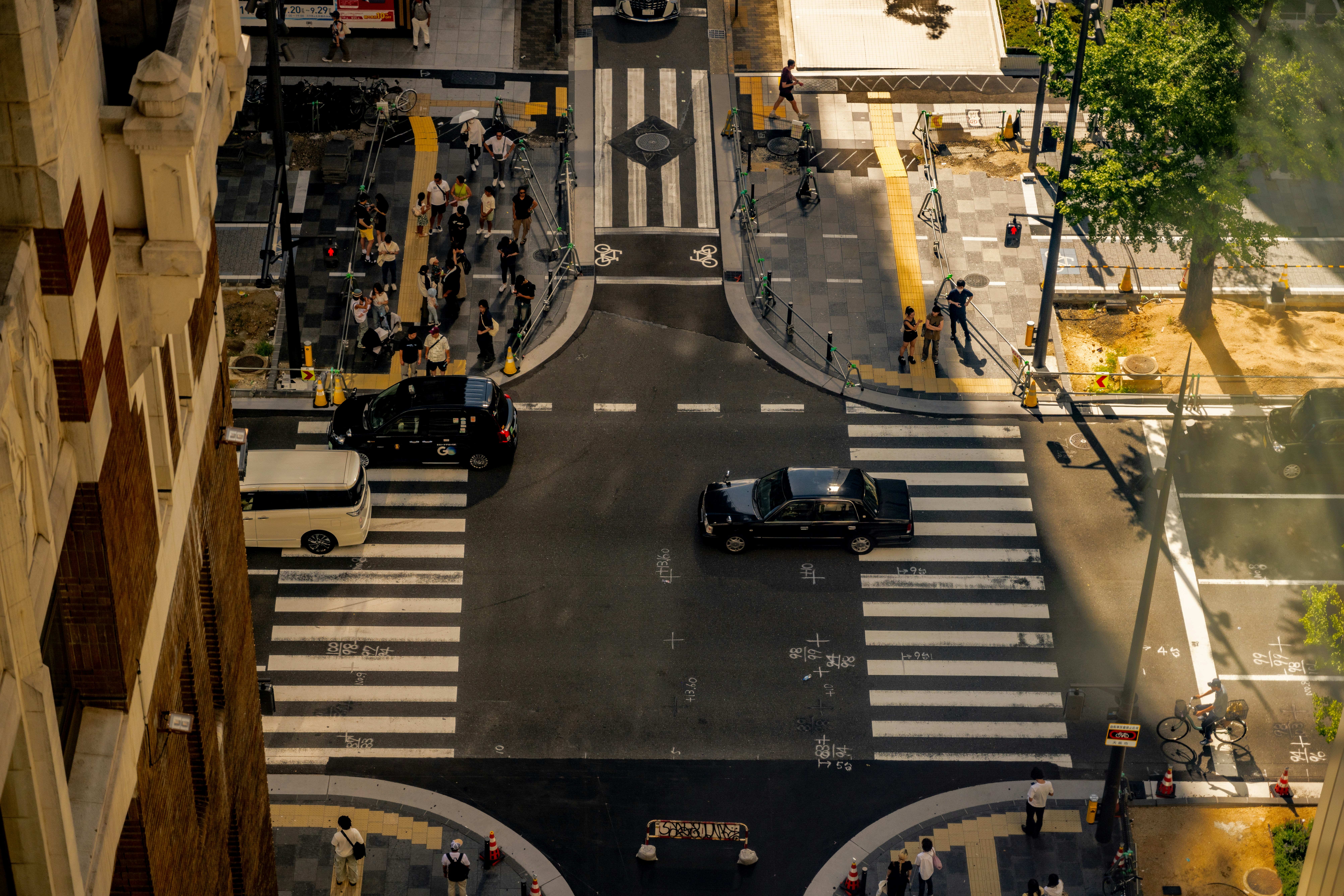 An aerial view of a city street with a crosswalk photo – Free Road ...