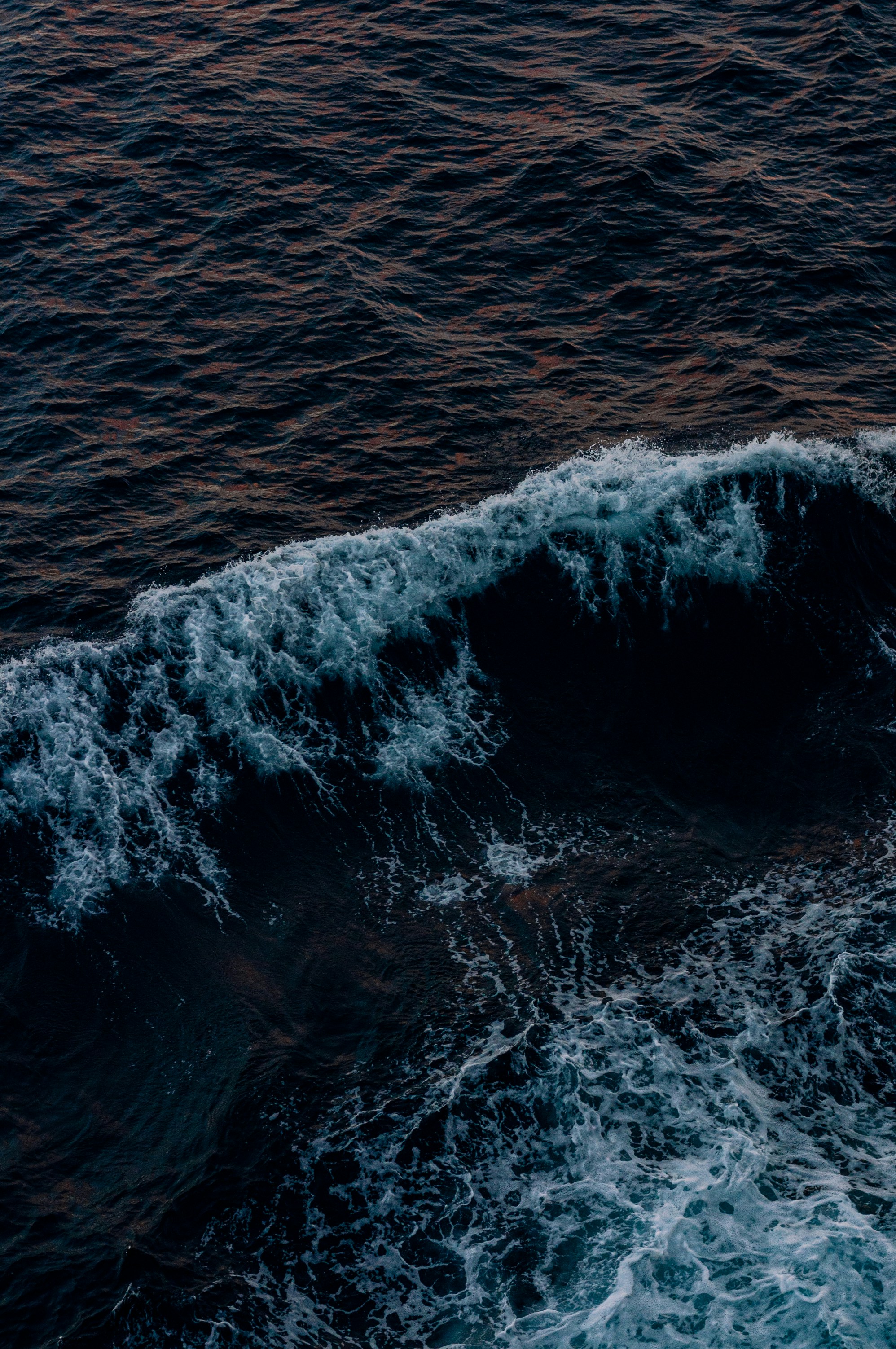 Midnight Crest: An Aerial Portrait of a Diagonal Ocean Break