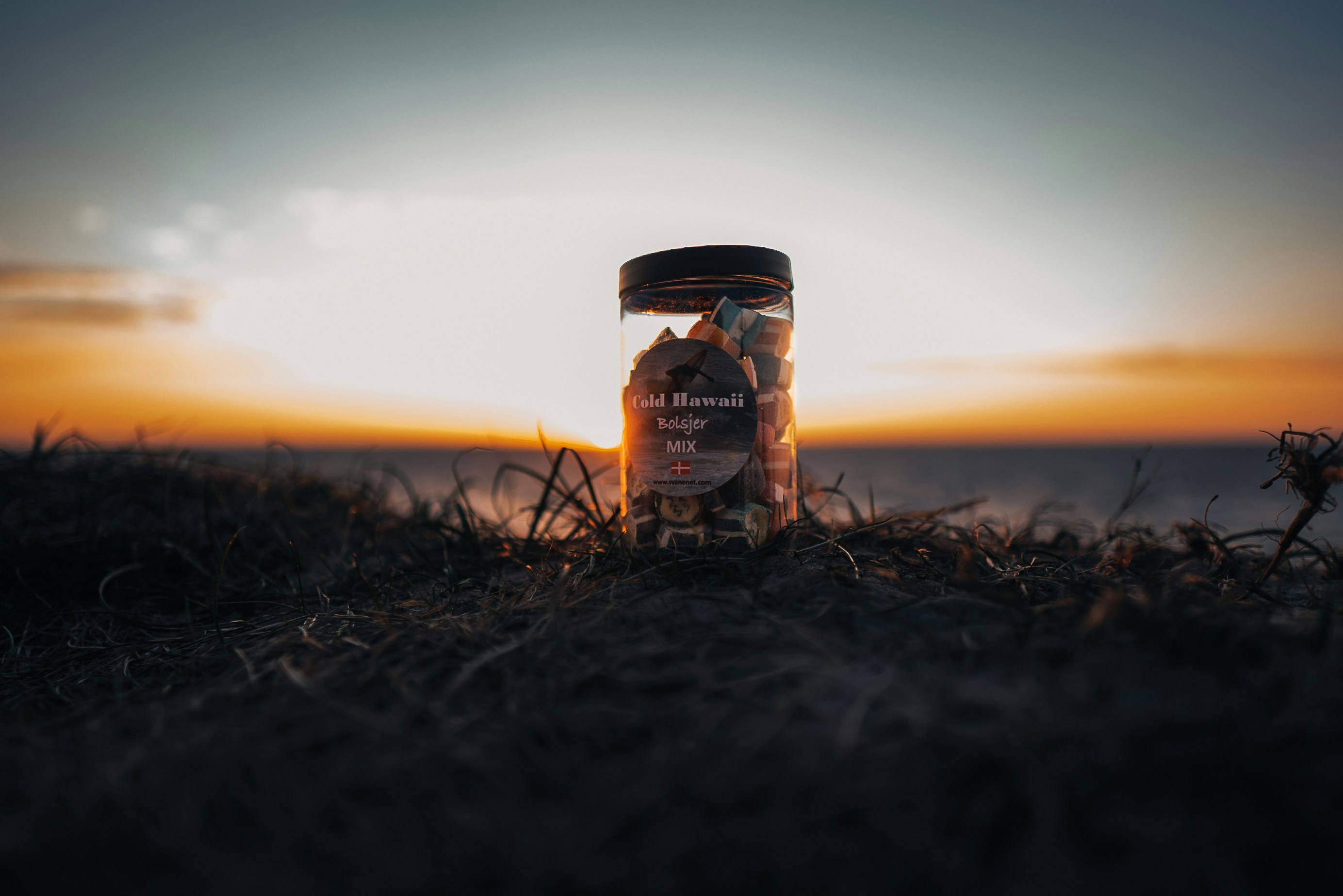 Dune Sunset Capsule: A Tiny Jar Anchored by Warm Light