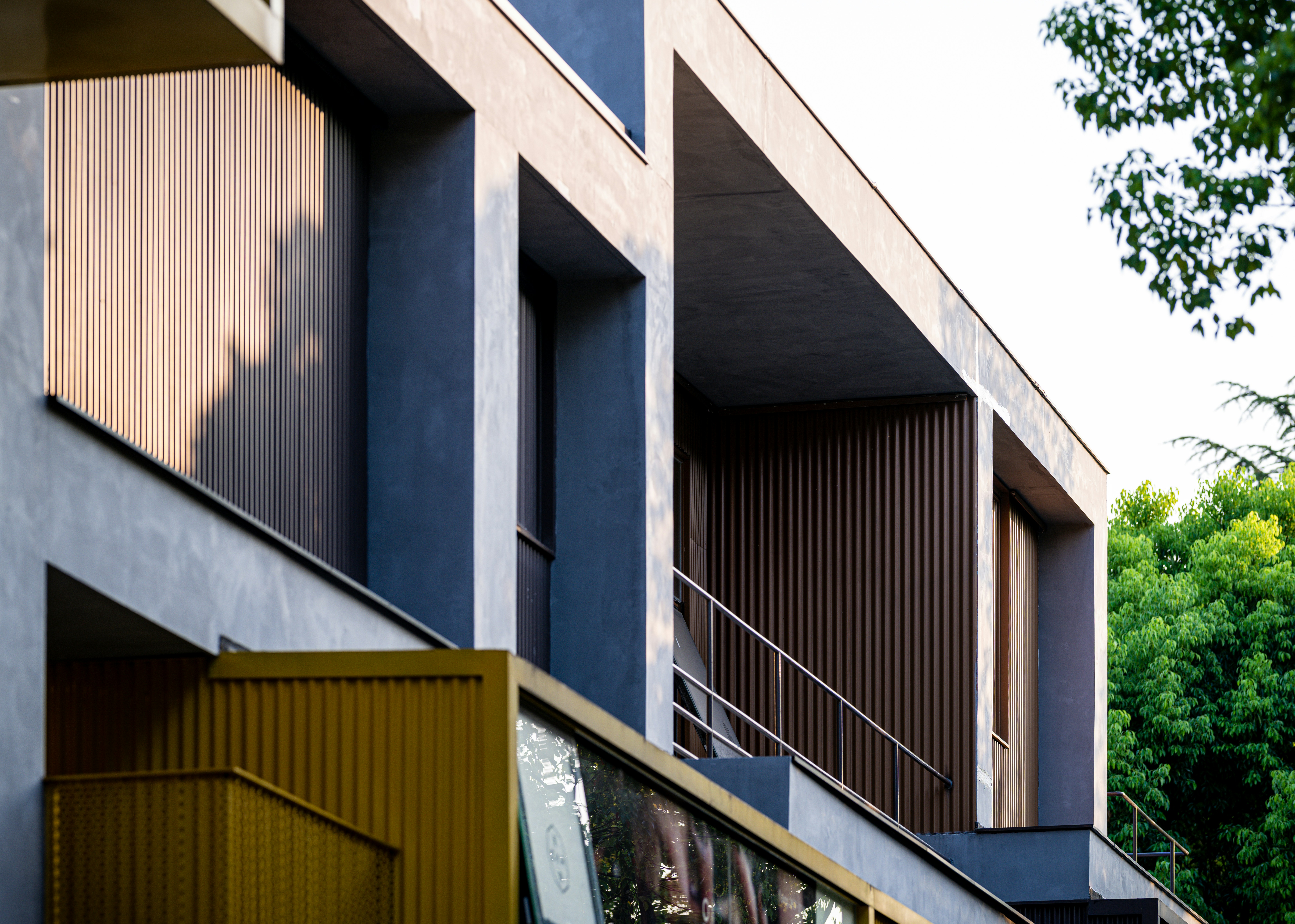 Un edificio alto con balcones a los lados foto – Imagen de Textura ...