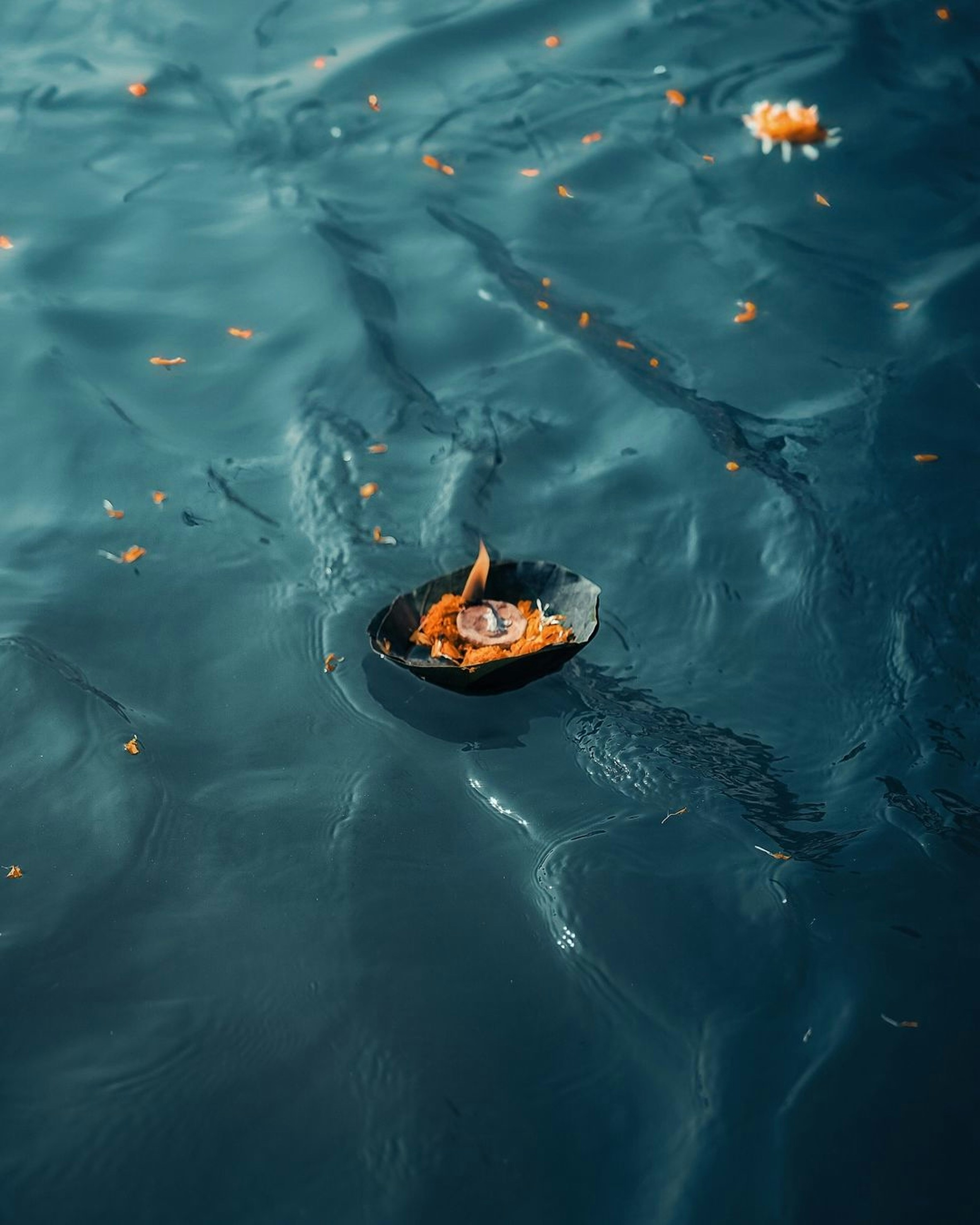 A small boat floating on top of a body of water photo – Free Haridwar ...