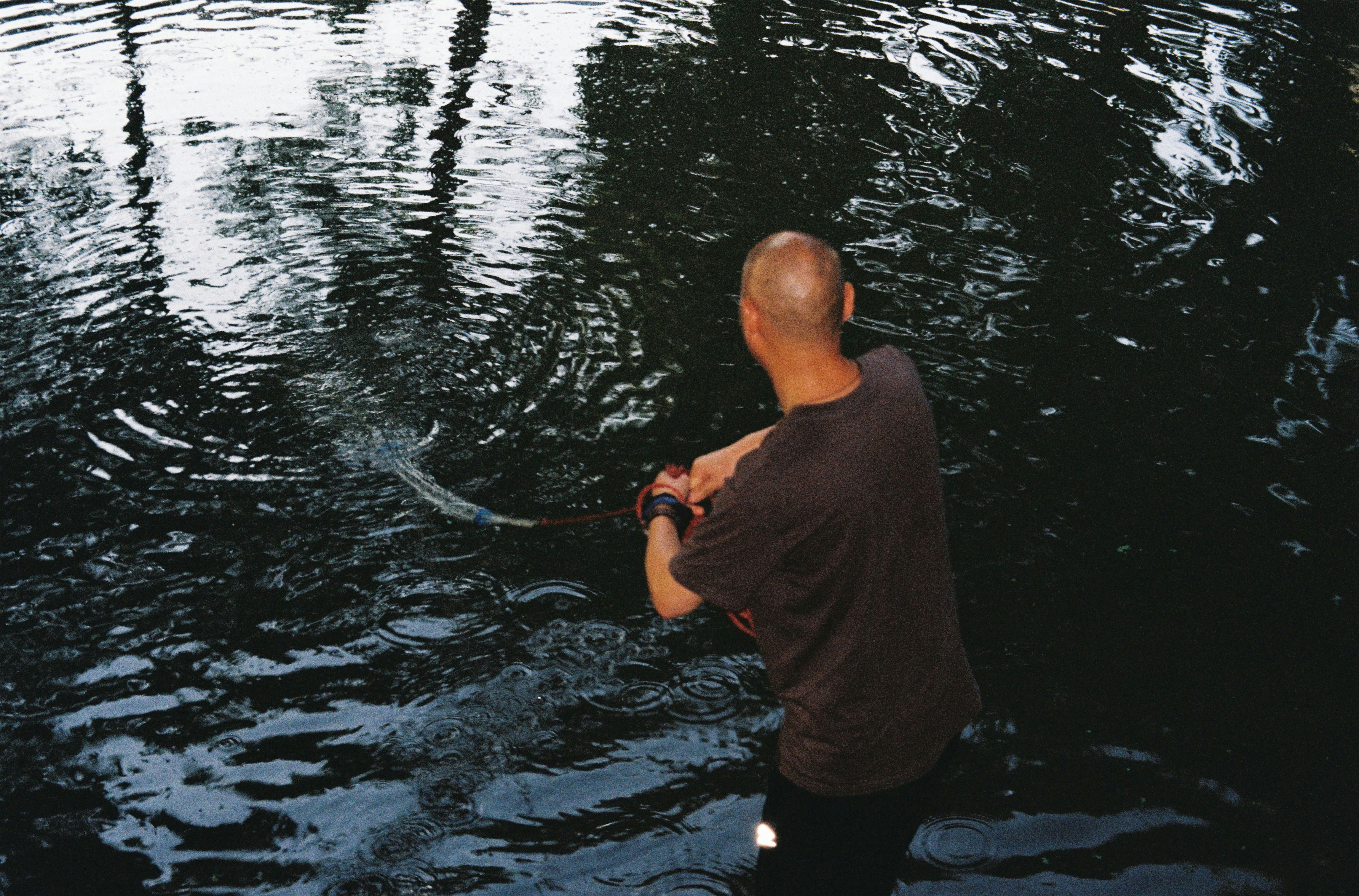 A man is fishing in a body of water photo – Free Fishing Image on Unsplash