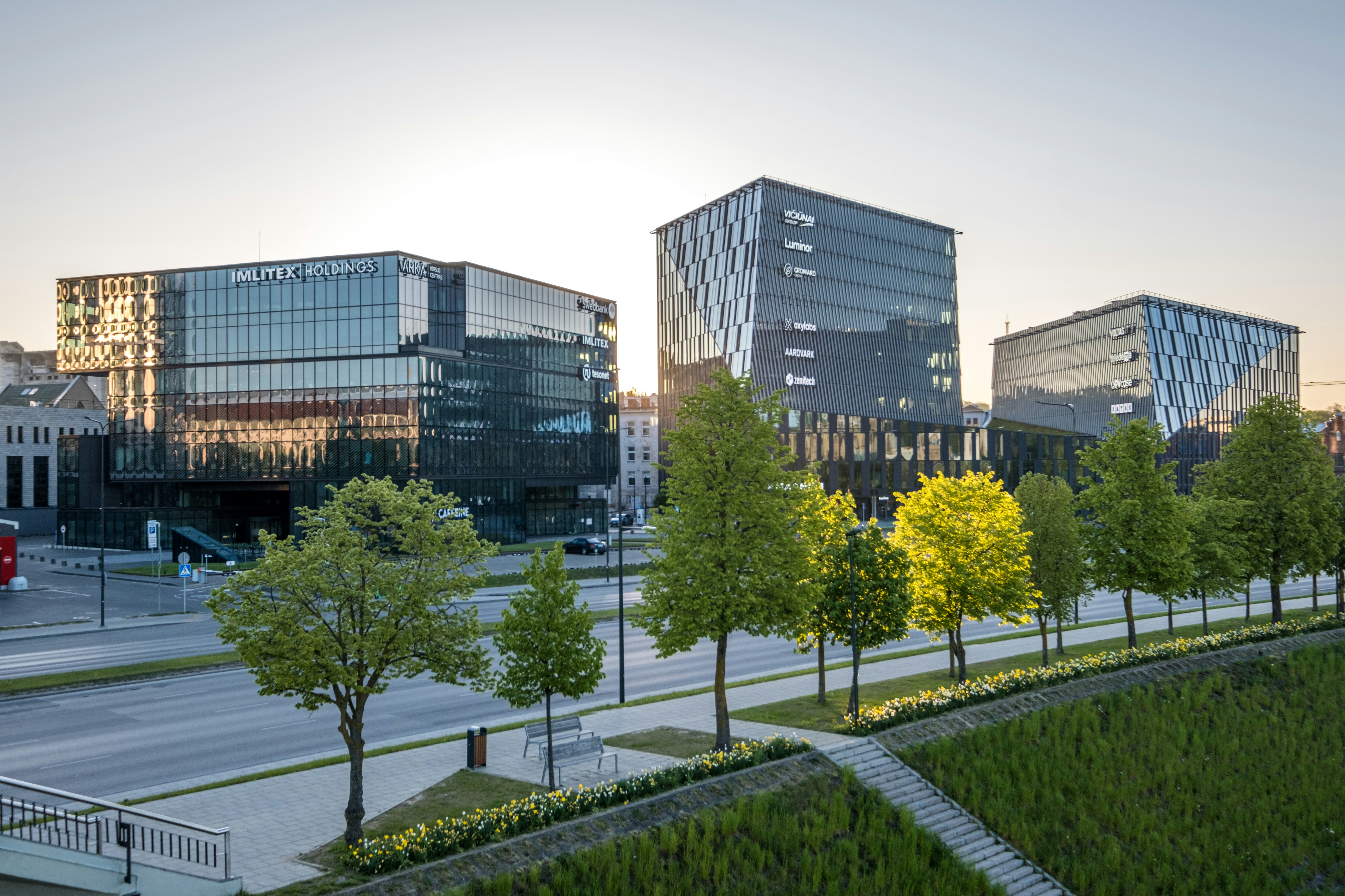 A city with a lot of tall buildings photo – Free Office buildings Image ...