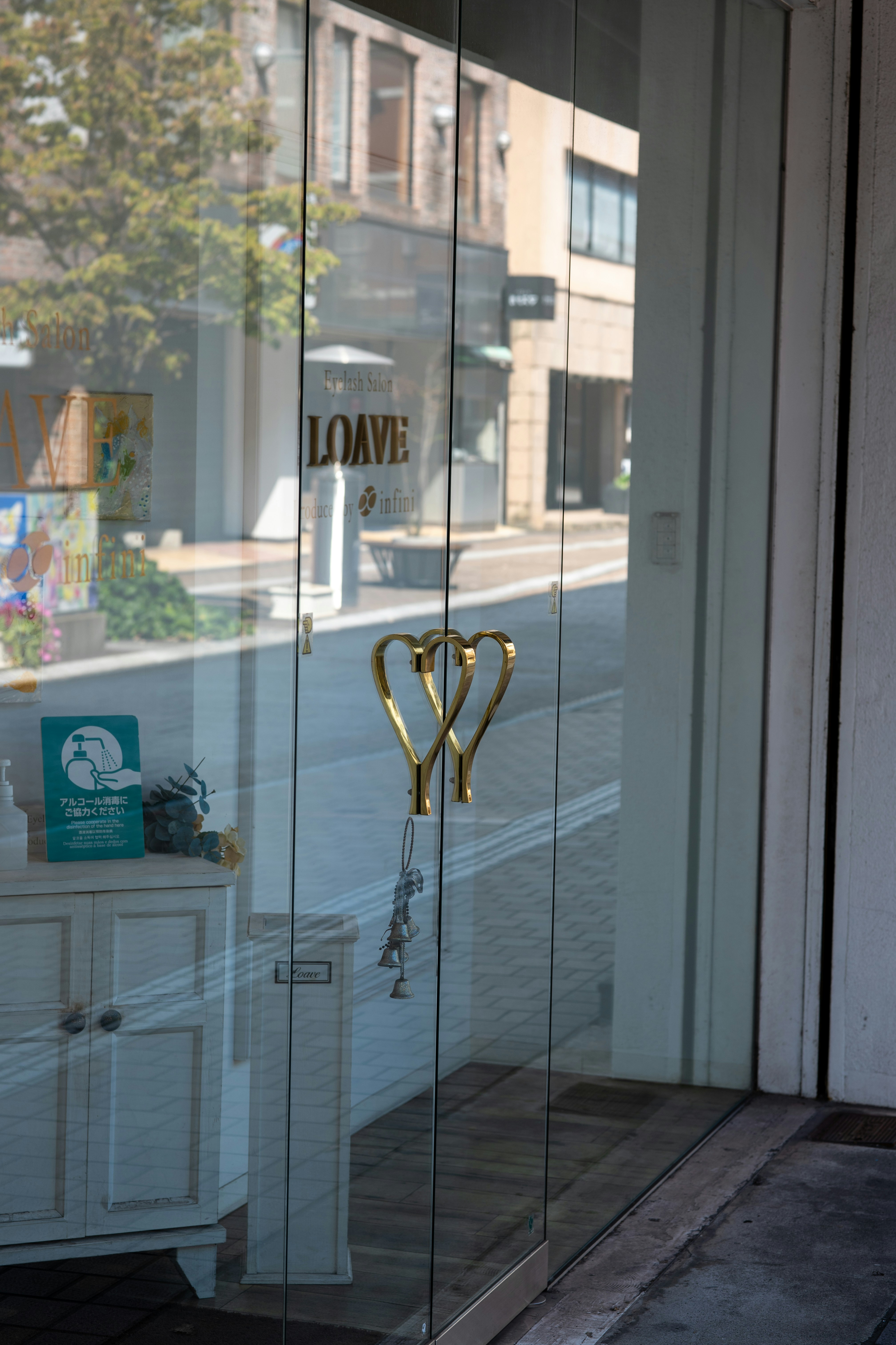 A window with a pair of scissors in it photo – Free Door Image on Unsplash