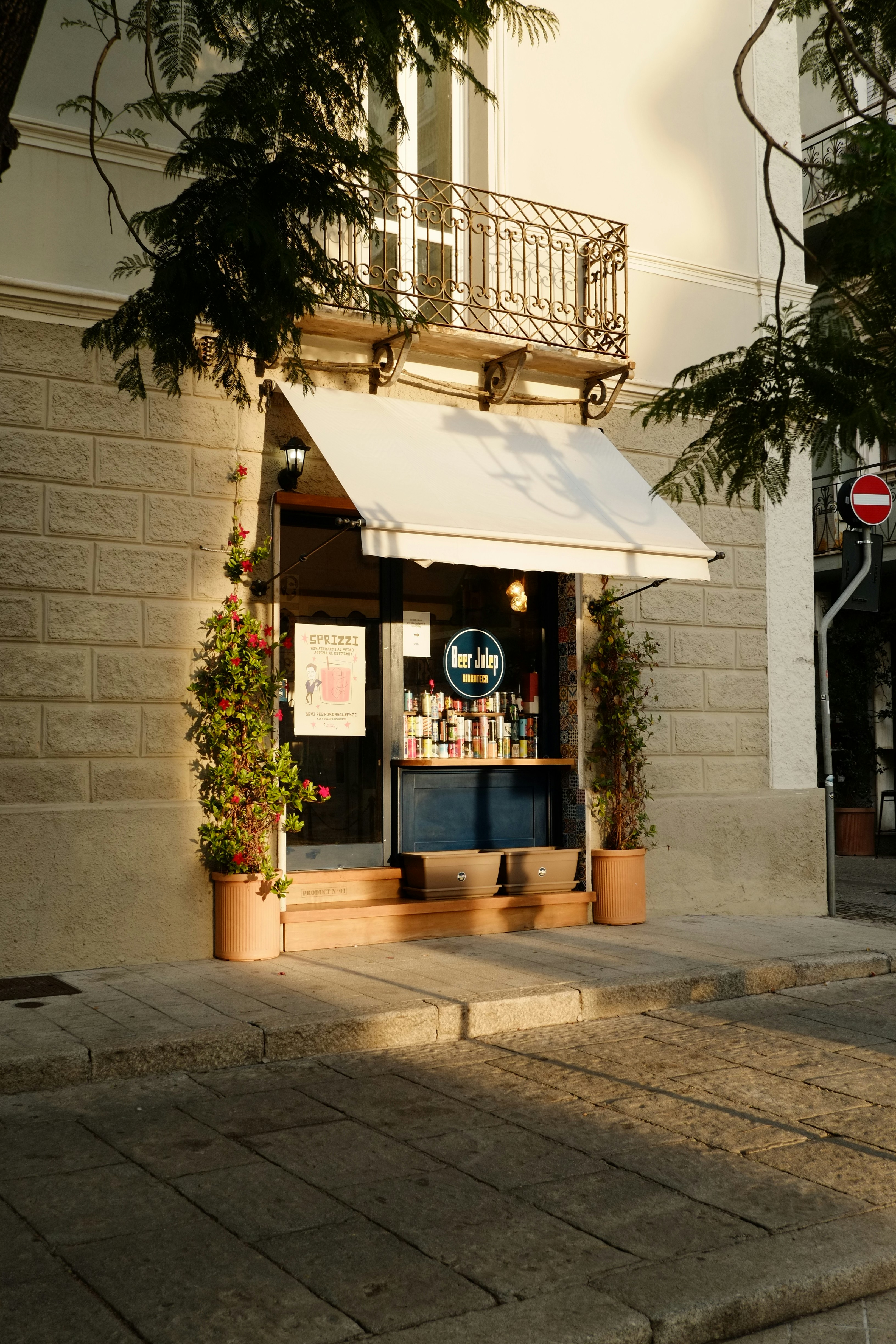 A small store on a city street corner photo – Free Olbia Image on Unsplash