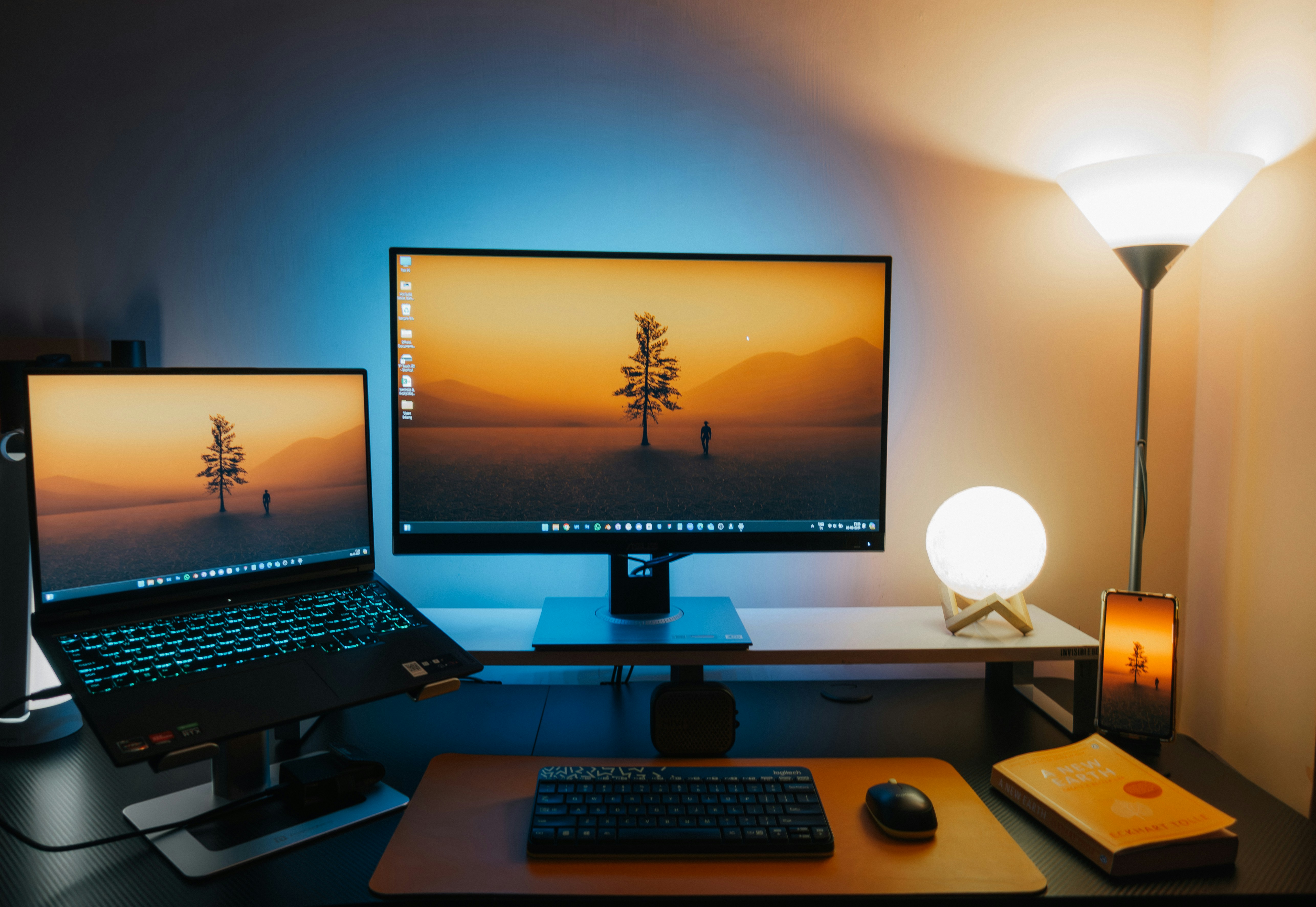 Un escritorio de computadora con dos monitores y un teclado foto ...