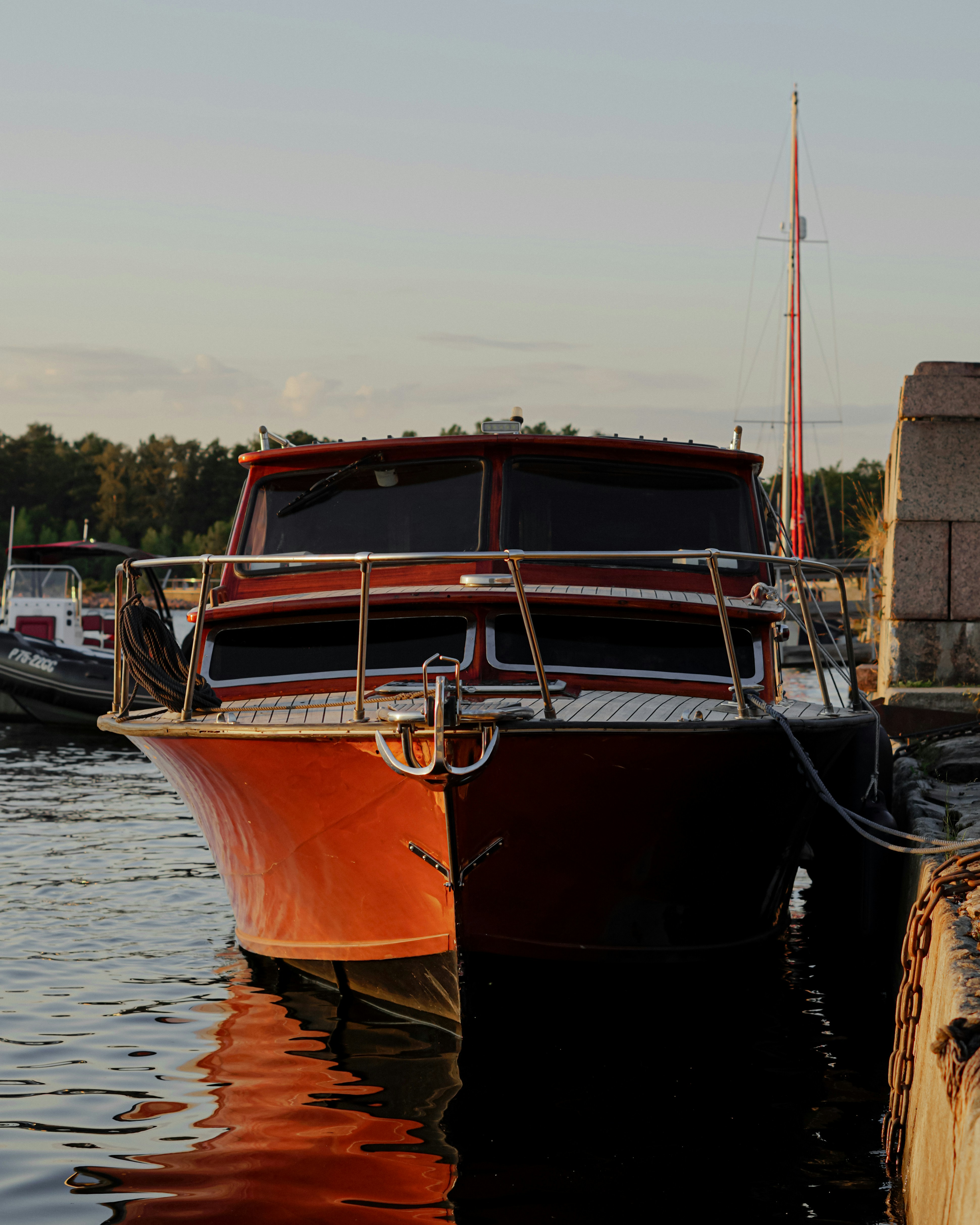 Un par de botes que están sentados en el agua foto – Imagen de Bote ...