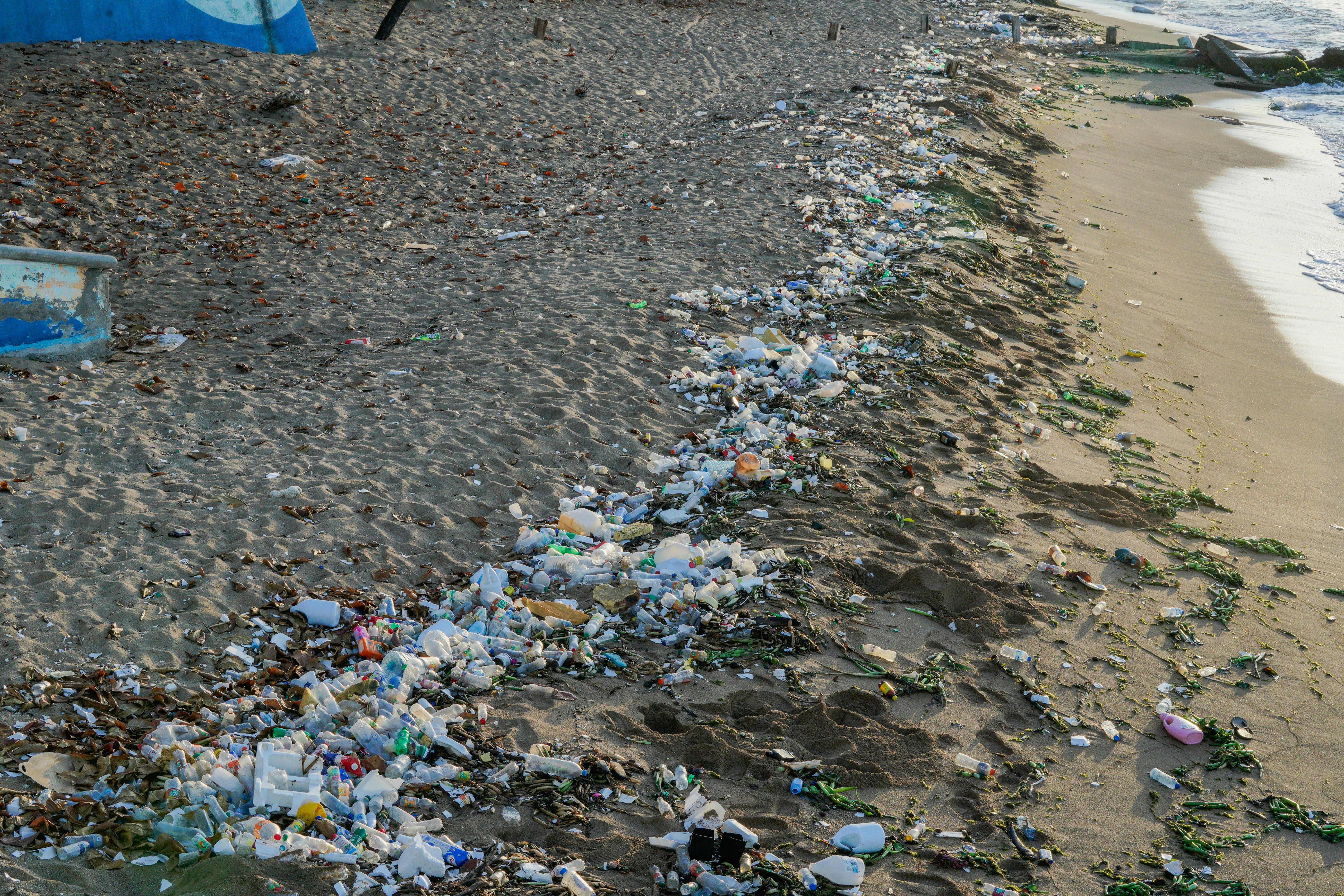 Una playa llena de basura junto al océano foto – Imagen de Estropear ...
