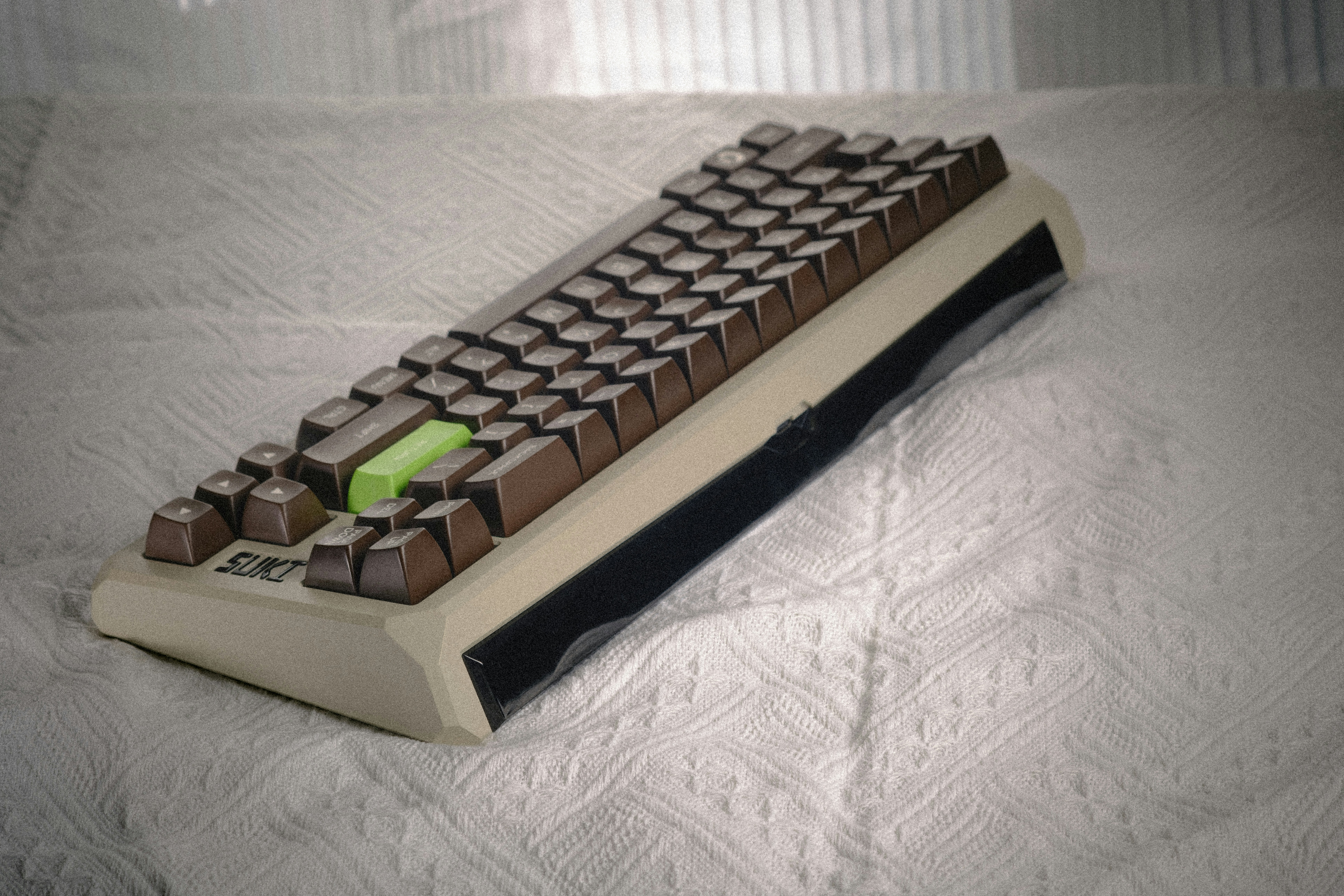 A computer keyboard sitting on top of a bed photo – Free Keyboard Image ...