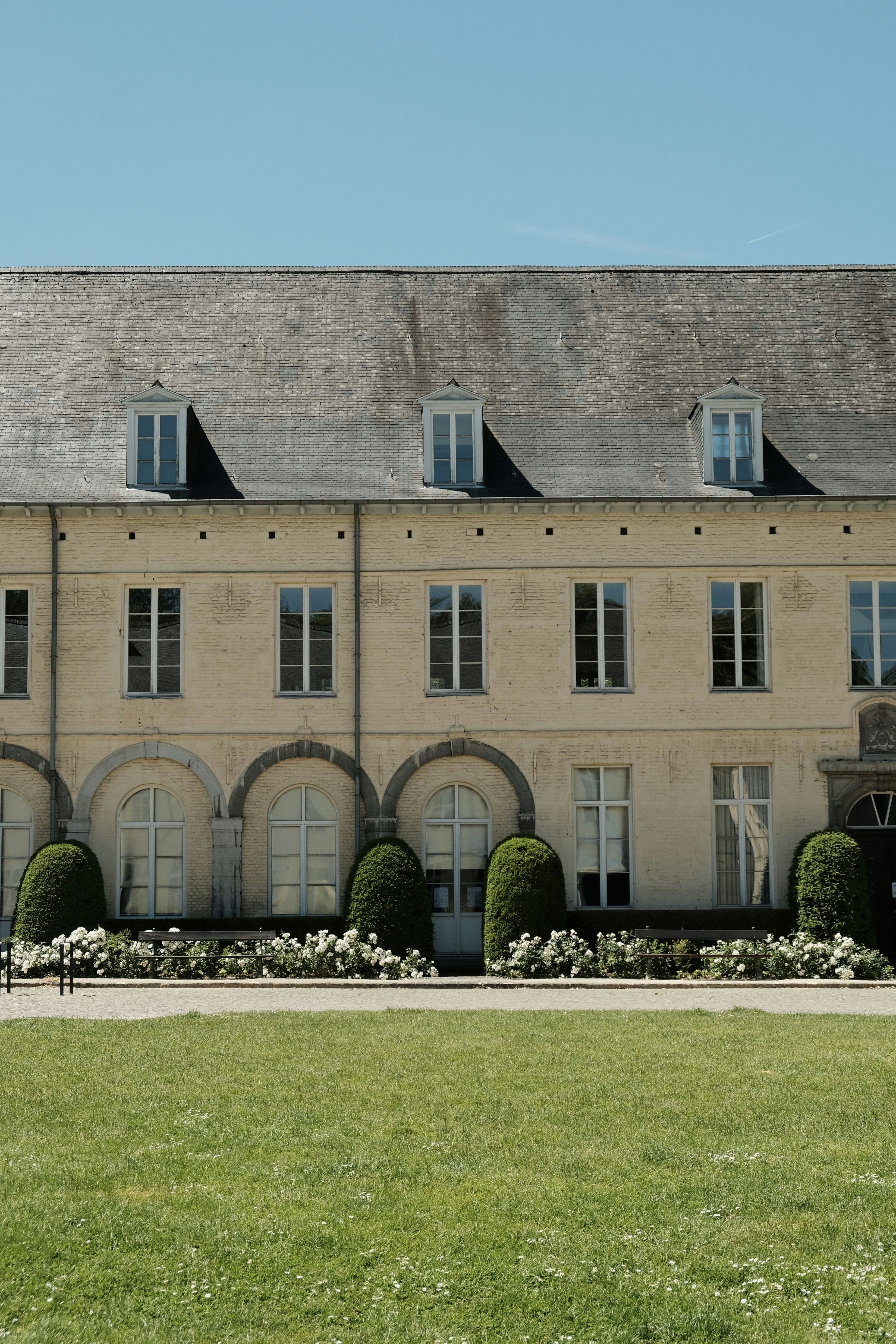 A large building with a lawn in front of it photo – Free Bruxelles ...