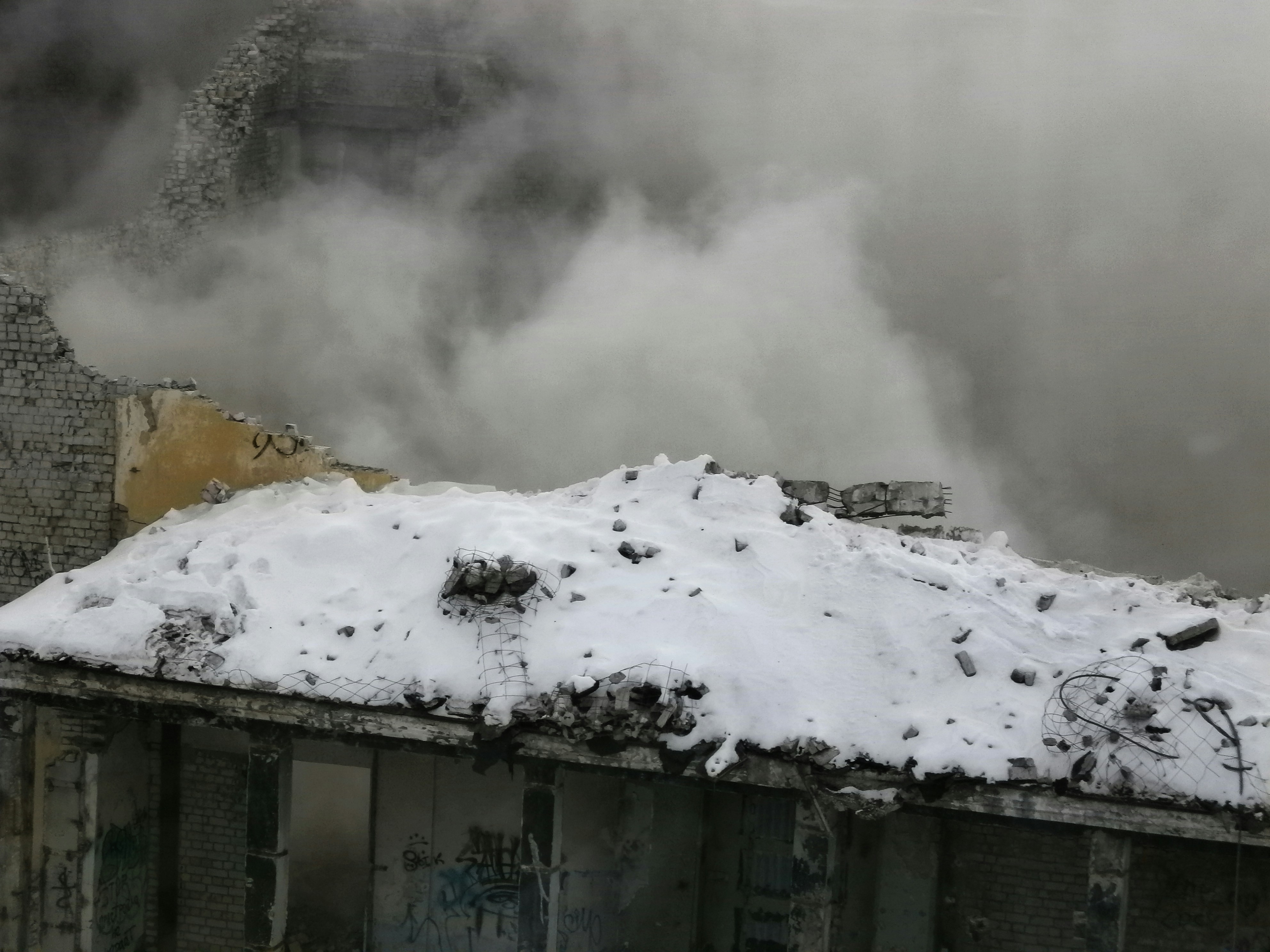 Smoke billowing out of the top of a building photo – Free Avalanche ...