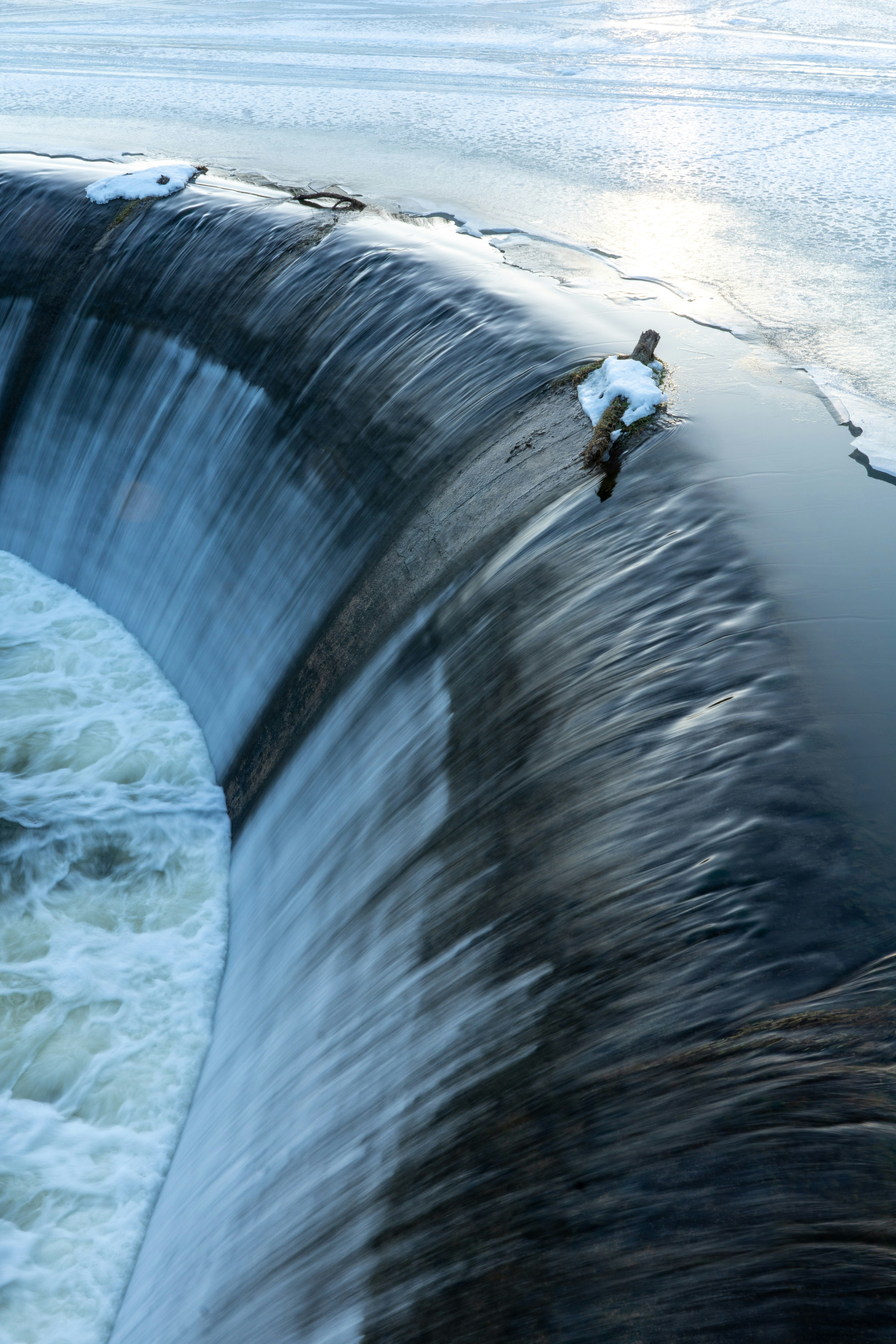 Velvet Arc over Ice: A Long-Exposure Waterfall Curtain