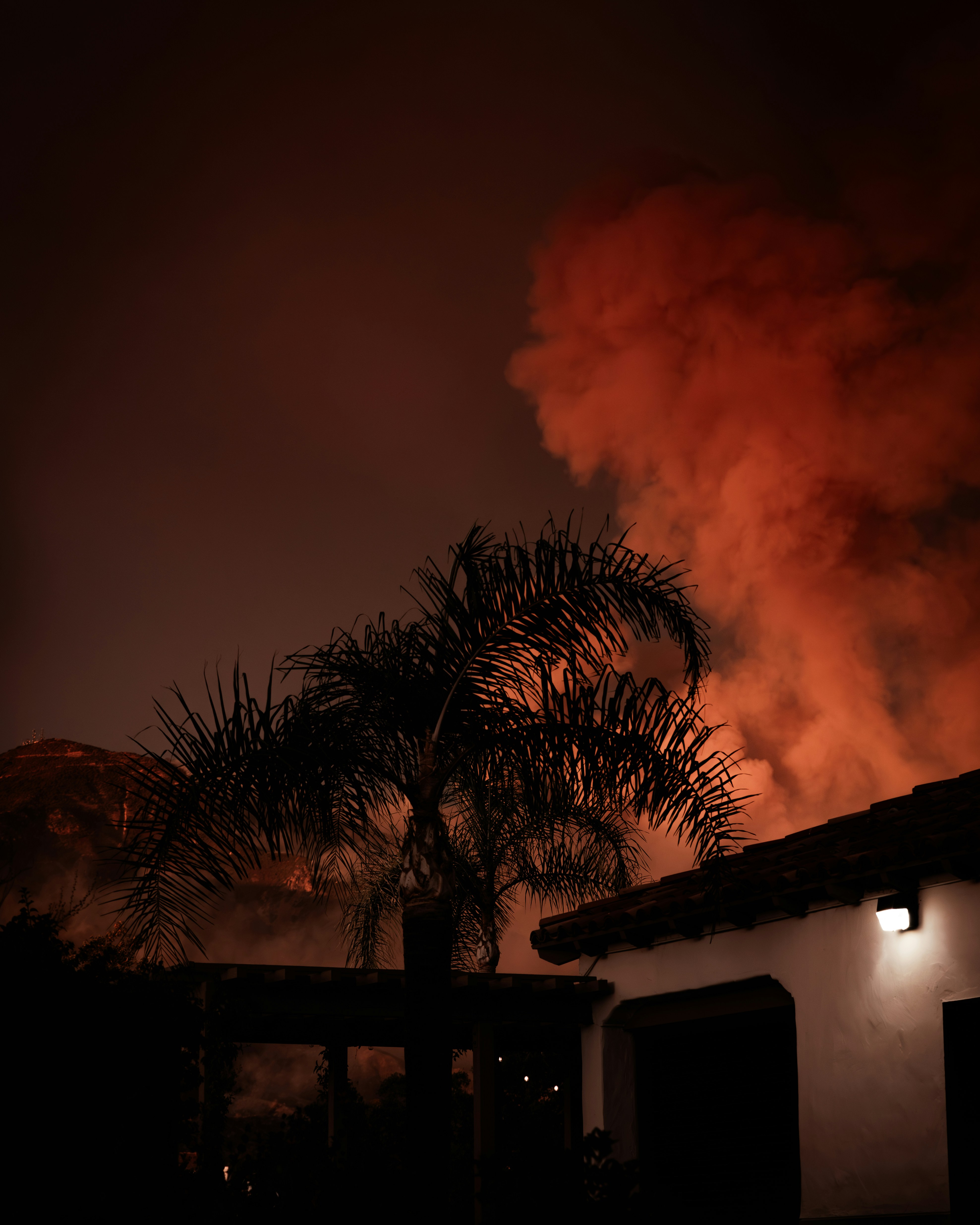 A large plume of smoke billowing out of a building photo – Free Fire ...