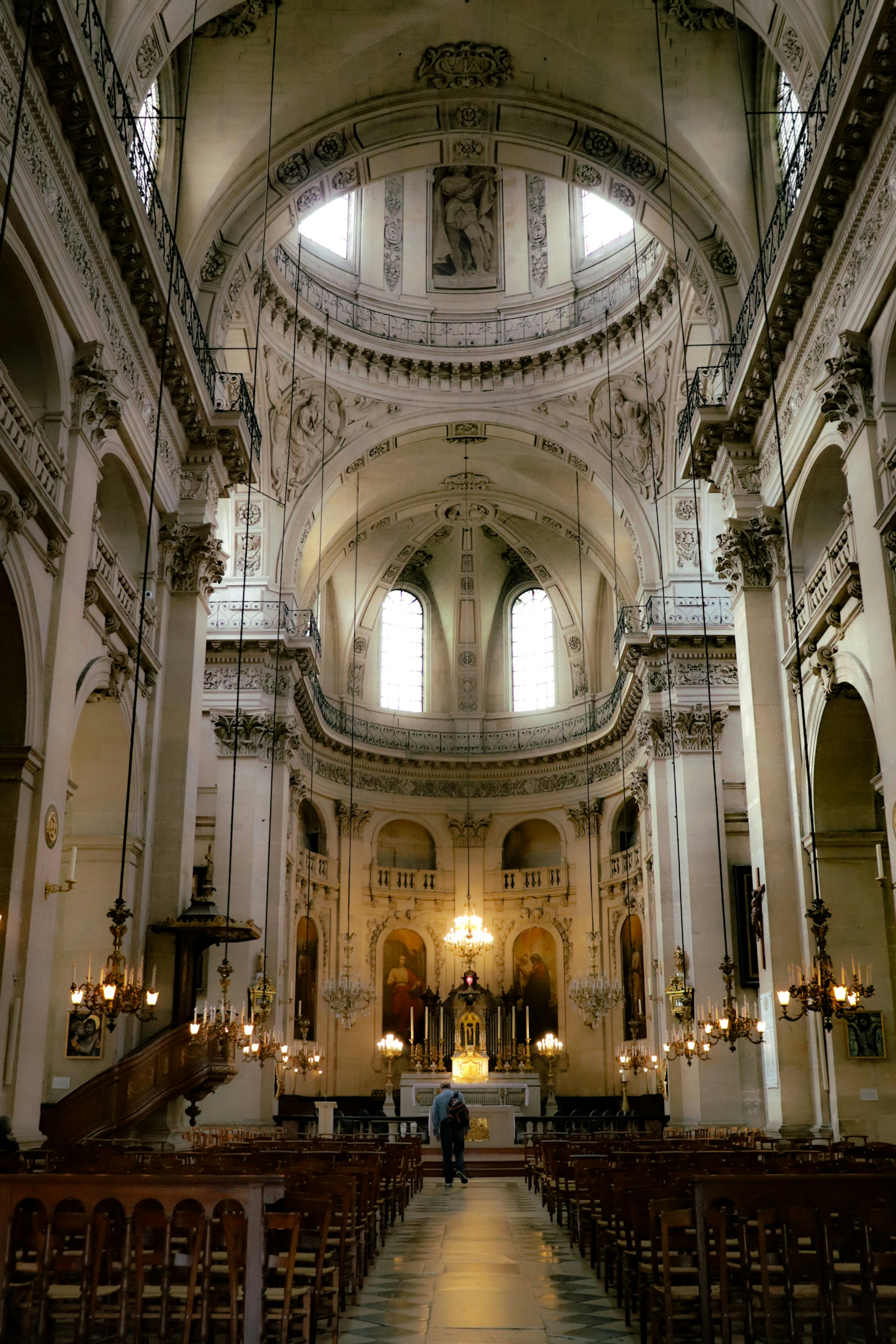 A large cathedral with high ceilings and high pews photo – Free France ...