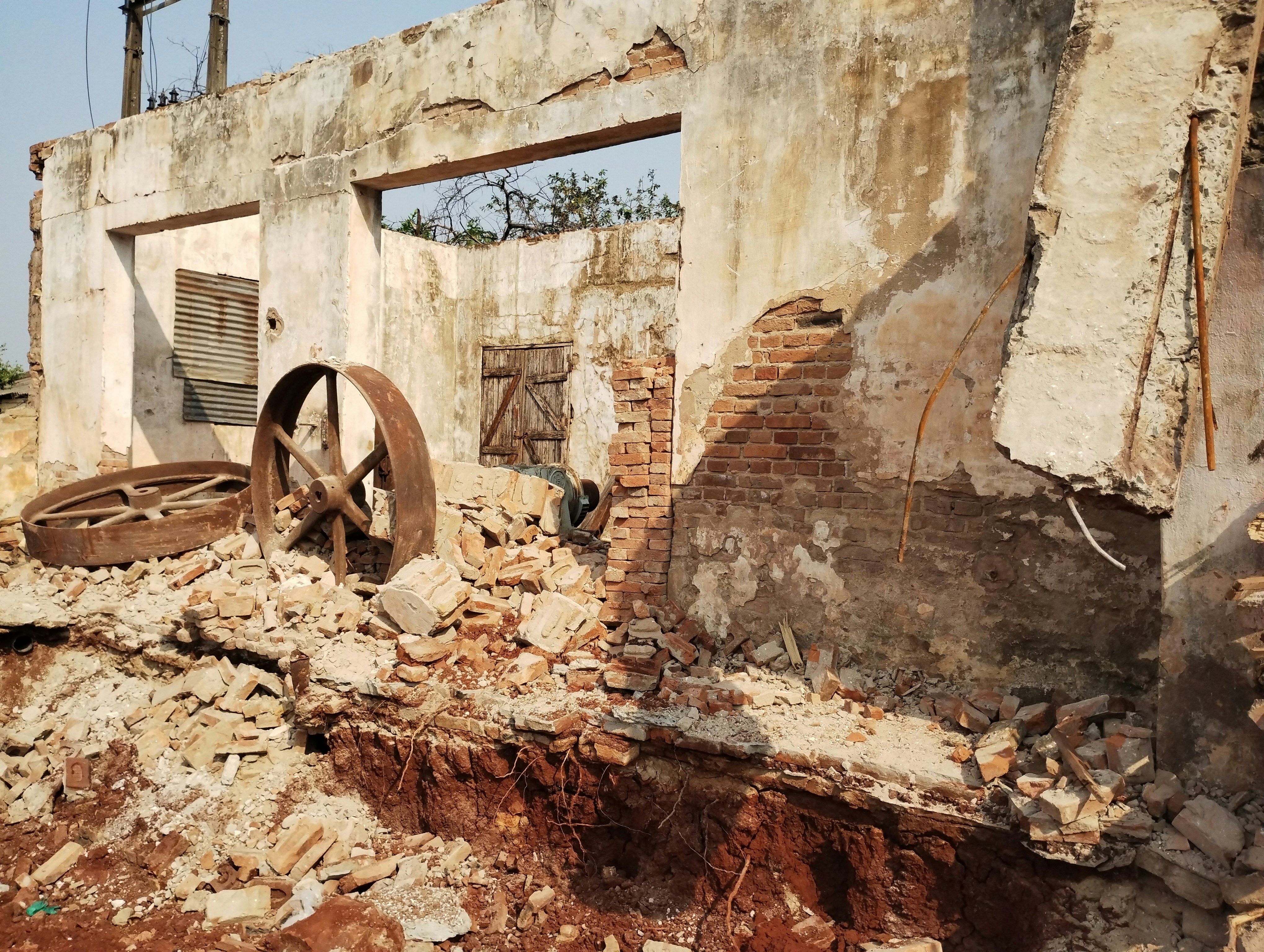 A building that has been destroyed with rubble photo – Free Outdoors ...