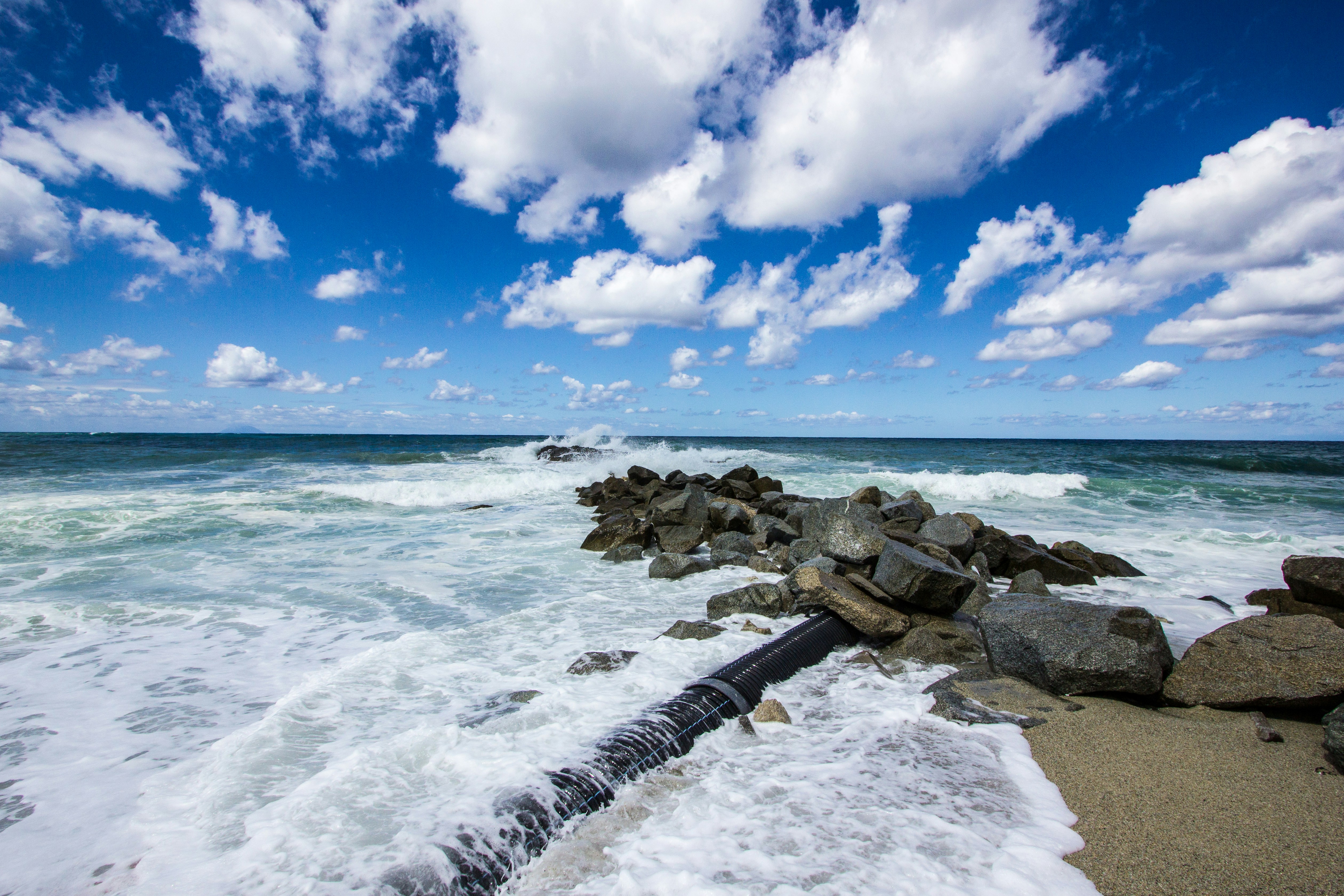 A view of the ocean from a rocky shore photo – Free Beach Image on Unsplash