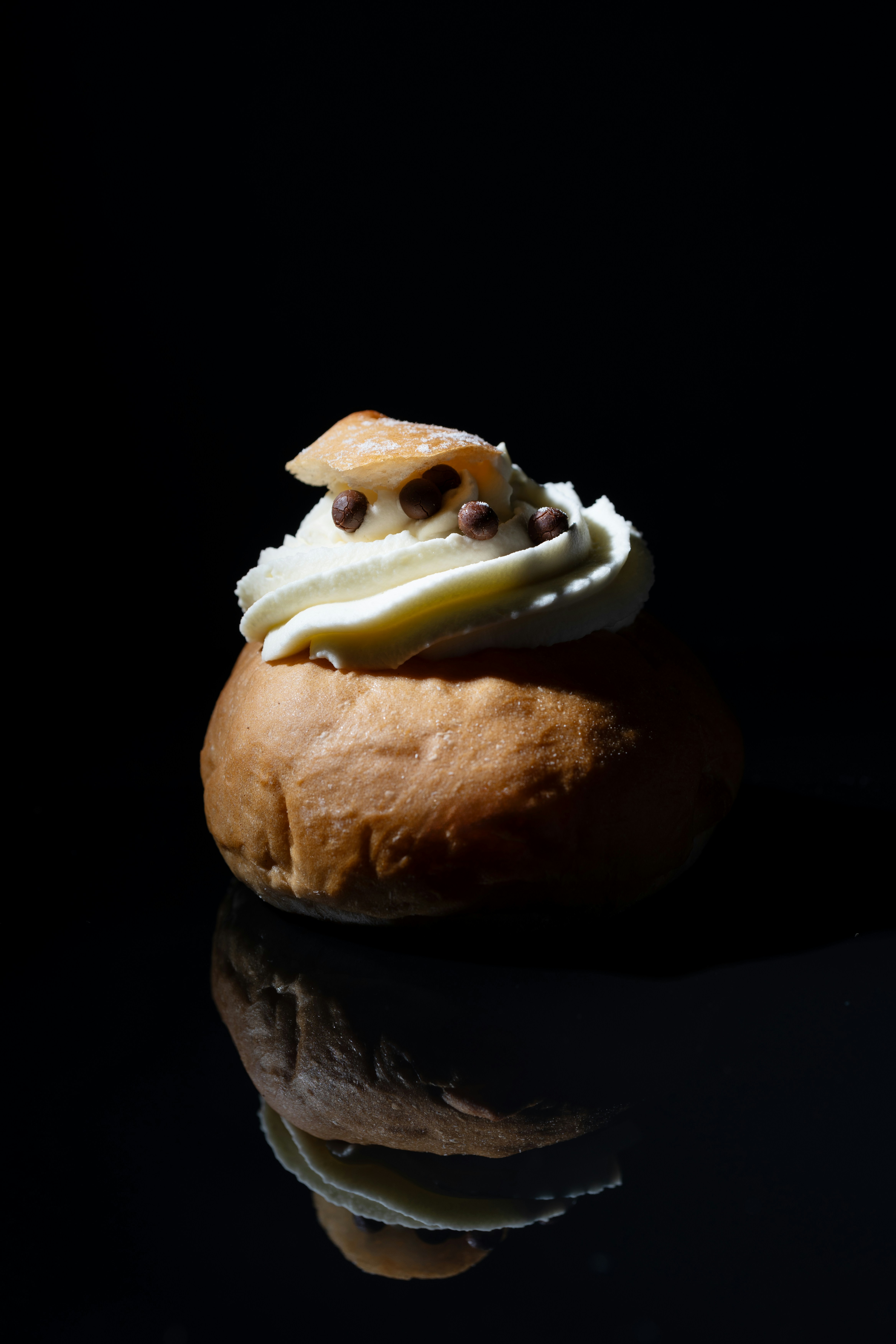 A pastry with cream and chocolate chips on top of it photo – Free Food ...