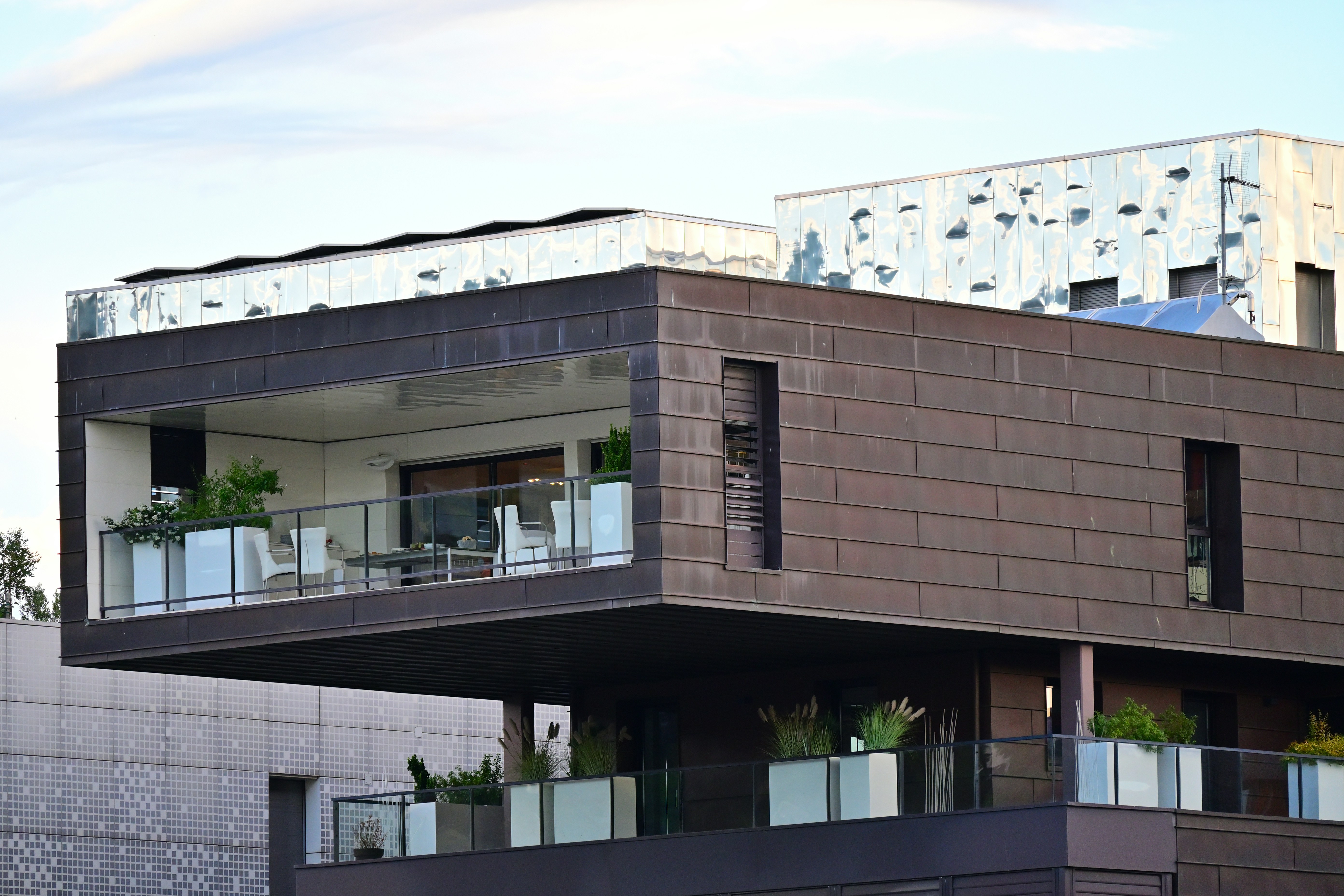 Um prédio de apartamentos com varanda e varandas foto – Imagem grátis ...