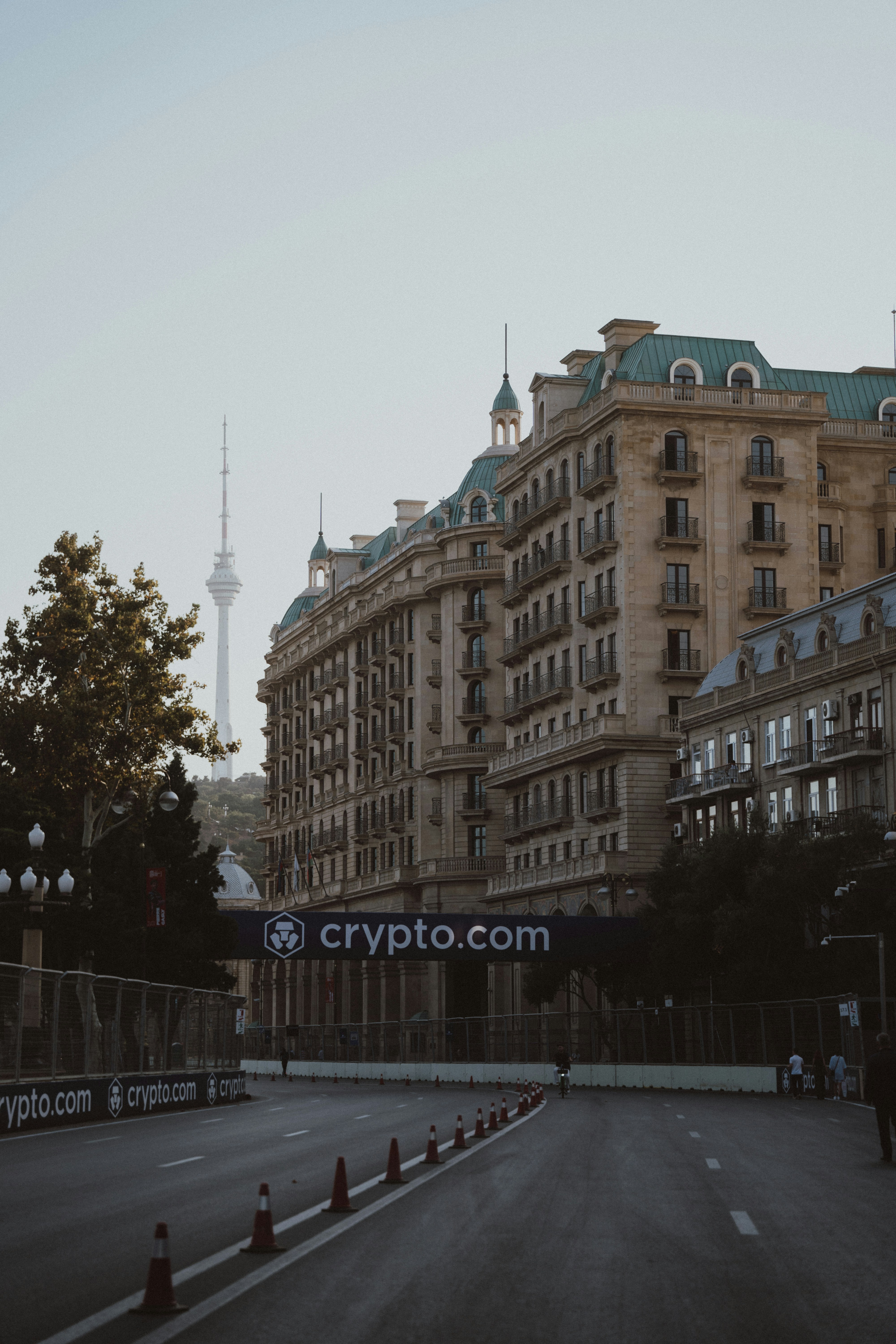 A very tall building sitting in the middle of a street photo – Free ...