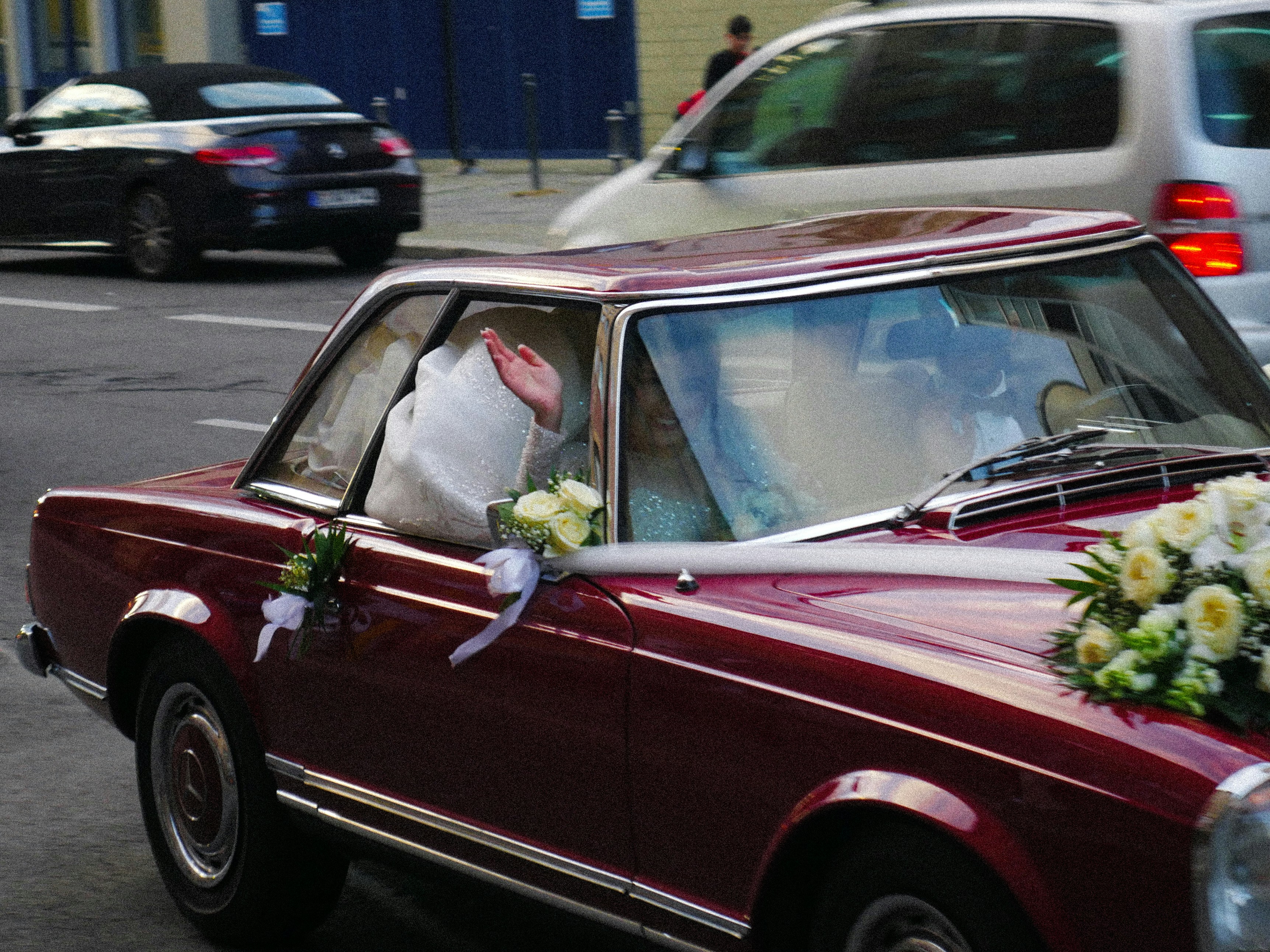 A red car with a bouquet of flowers in the back photo – Free Berlín ...