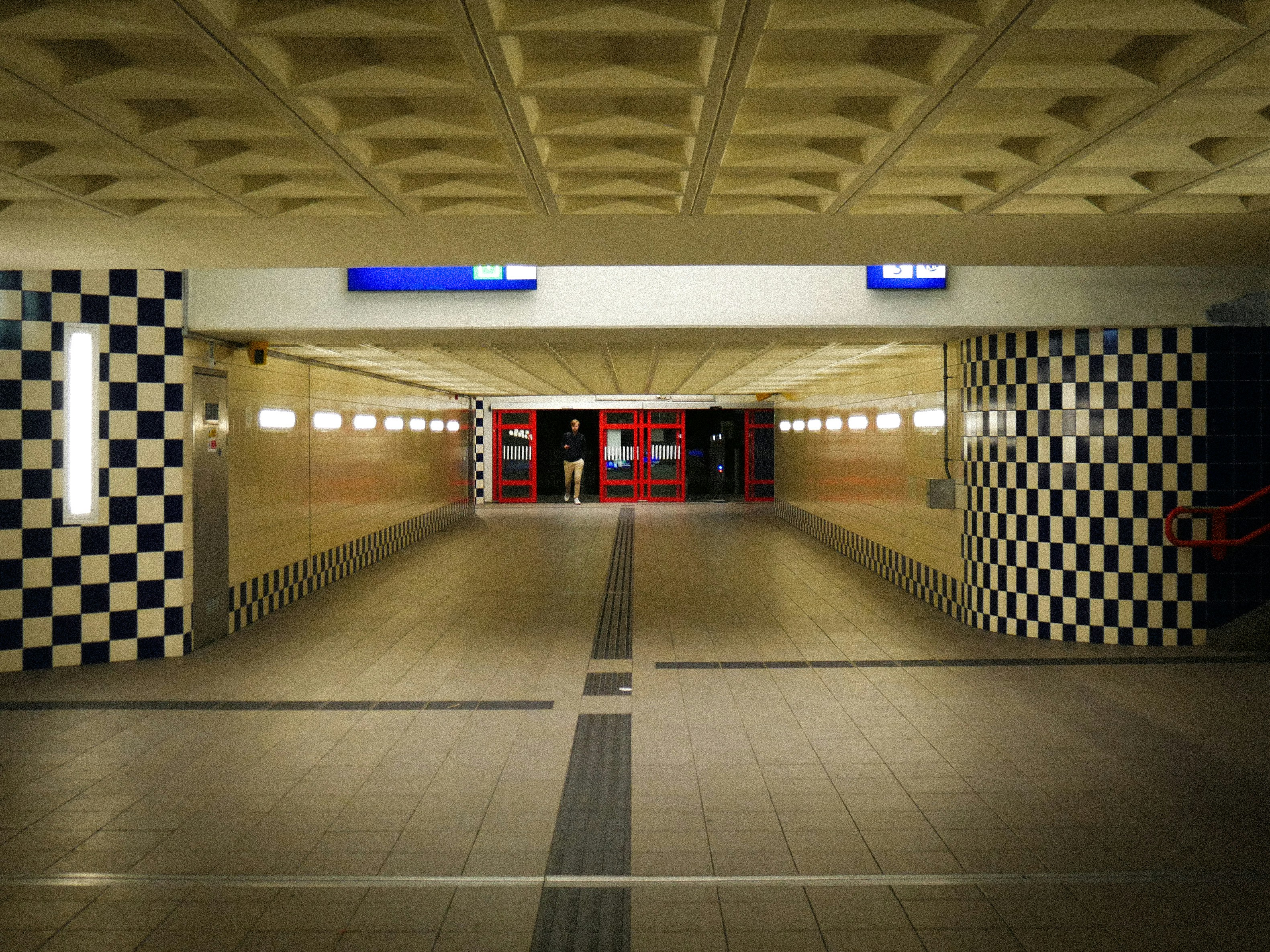 Geometric Symmetry in Urban Passage