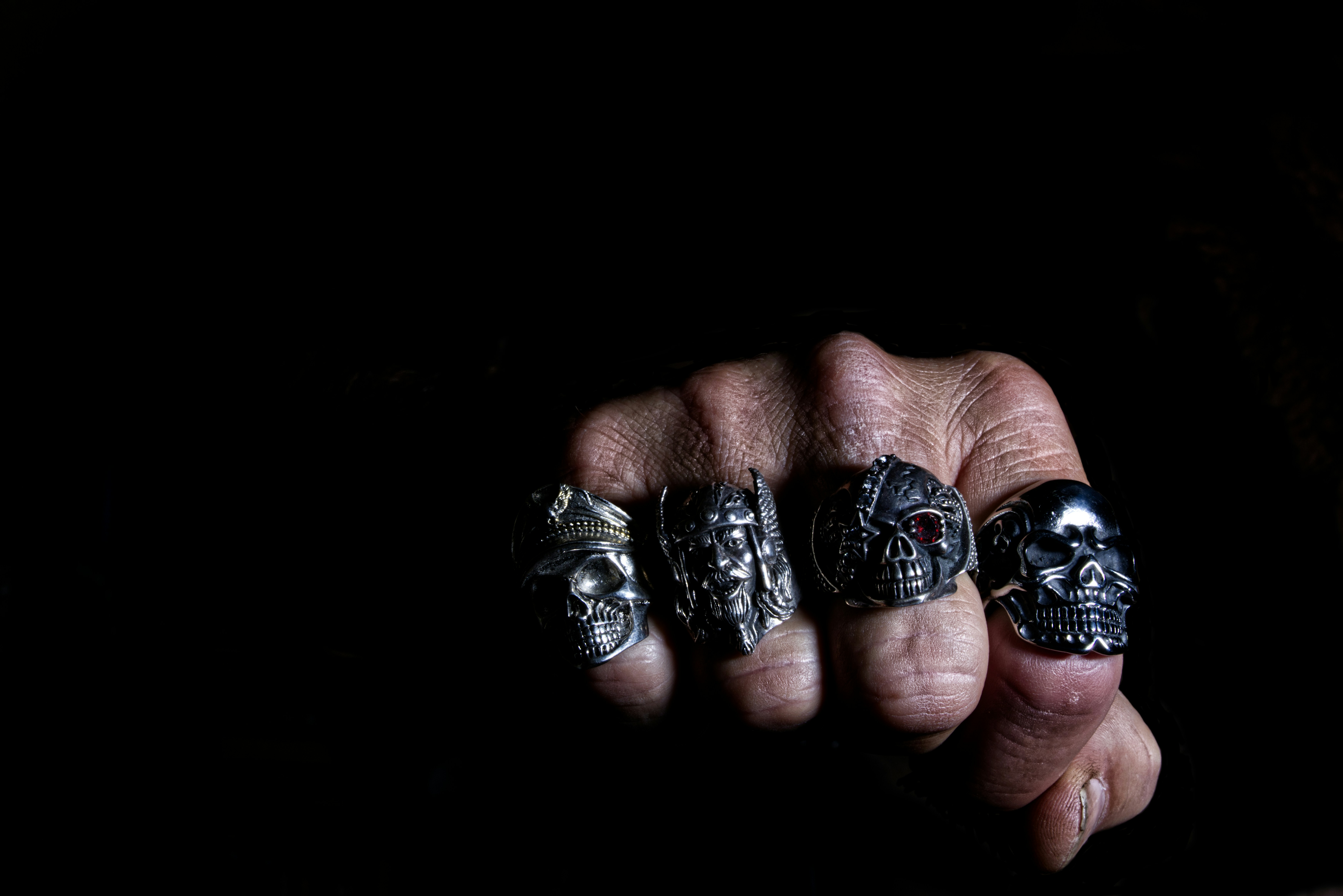 A man holding a ring in his hand photo – Free Neustadt am rübenberge ...