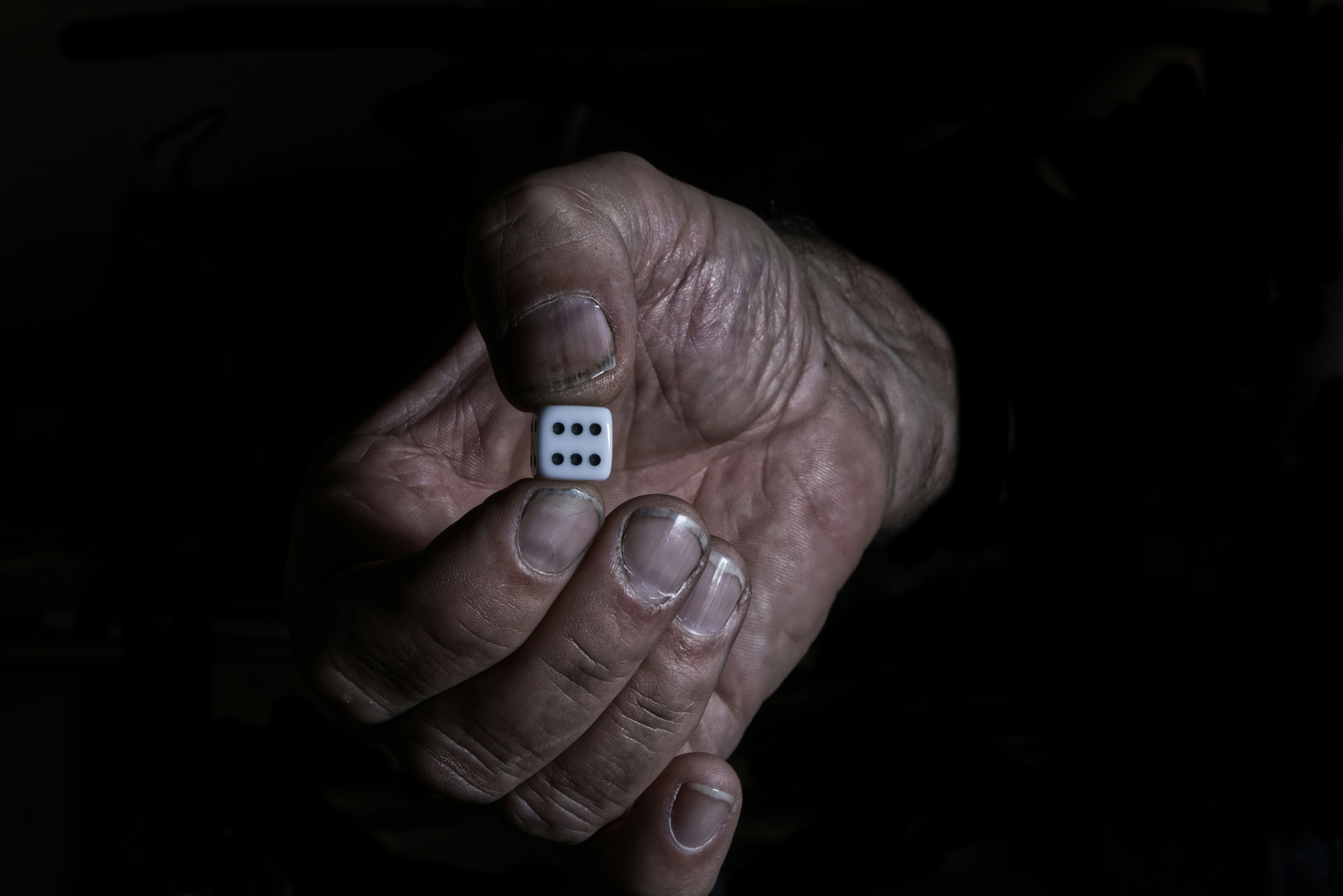 A person holding a dice in their hand photo – Free Human Image on Unsplash