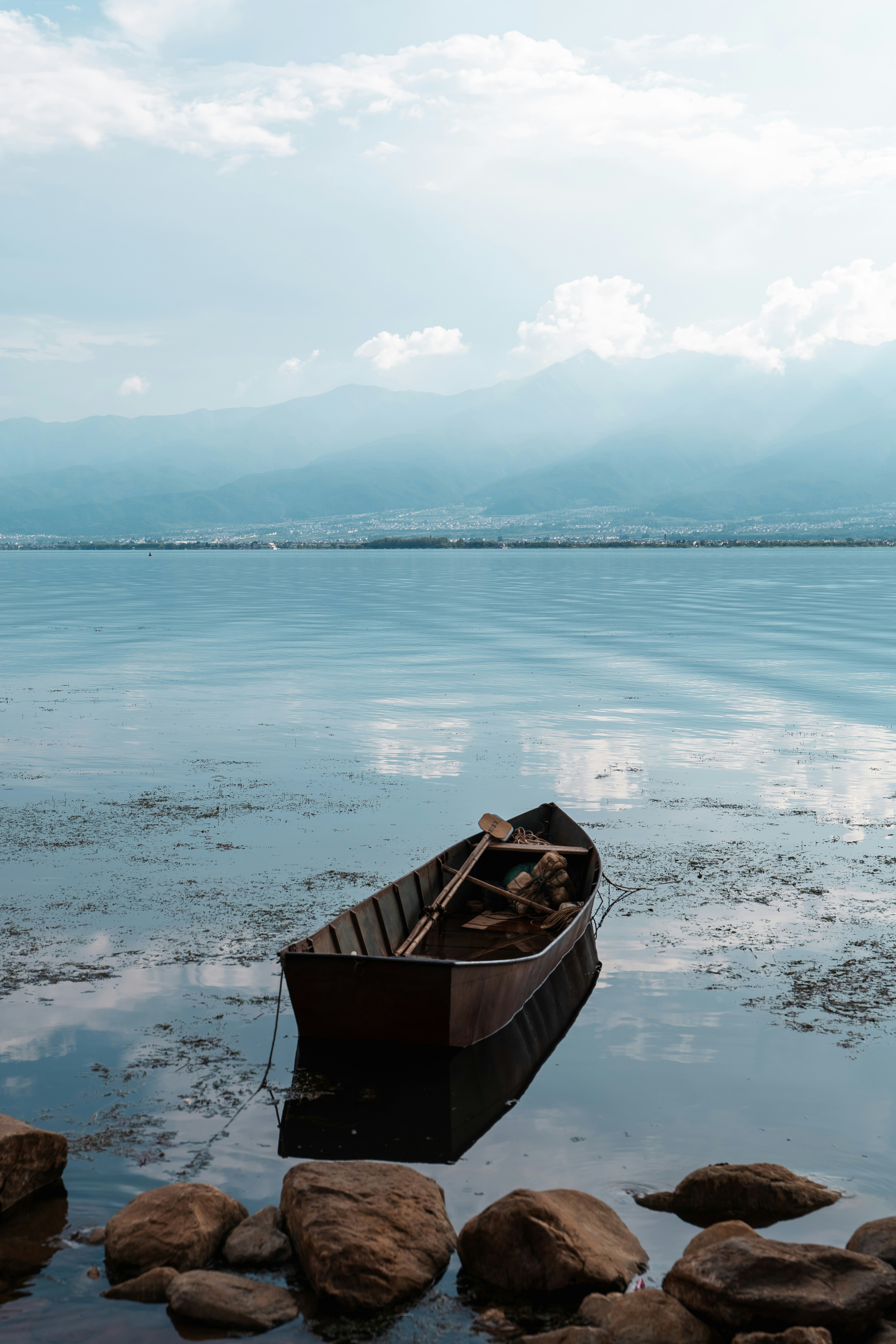 A small boat floating on top of a body of water photo – Free Boat Image ...