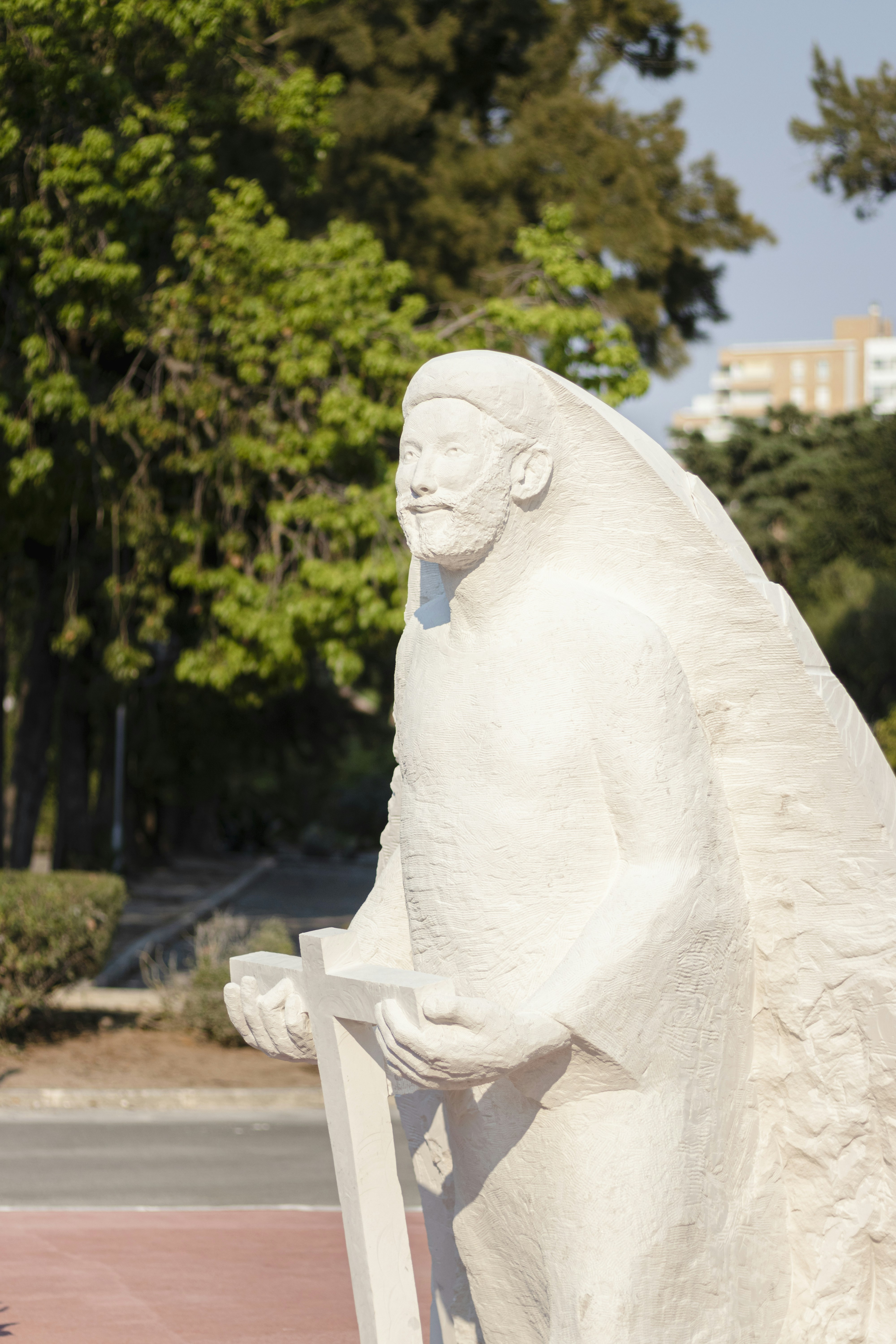 ESCULTURA DE SÃO JOÃO DE BRITO, BENZIDA PELO PAPA FRANCISCO E ESCULPIDA PELO P. JOÃO SARMENTO, SJ NO COLÉGIO SÃO JOÃO DE BRITO EM LISBOA | A statue of a man sitting on a bench