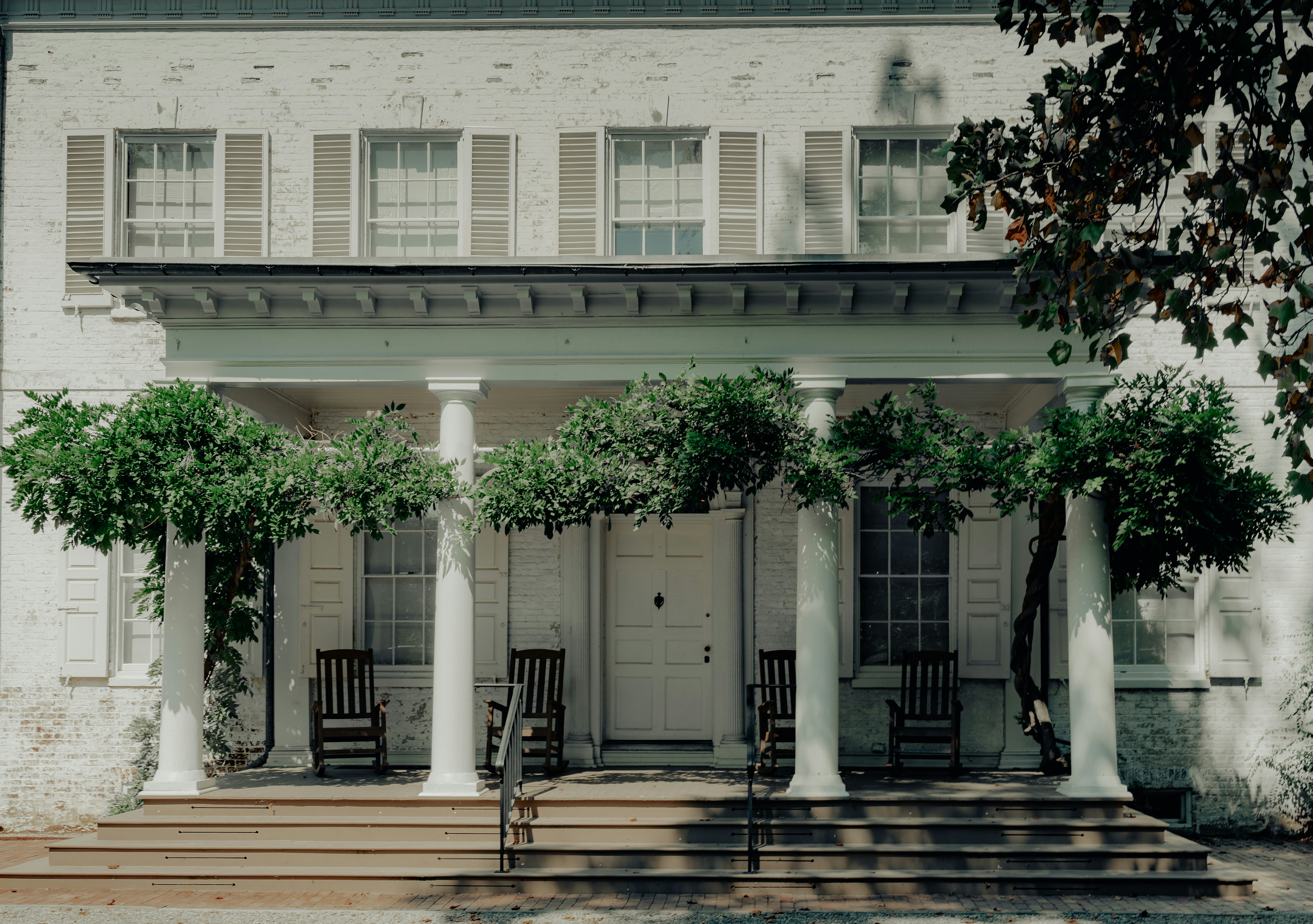 A large white building with columns and a porch photo – Free House ...